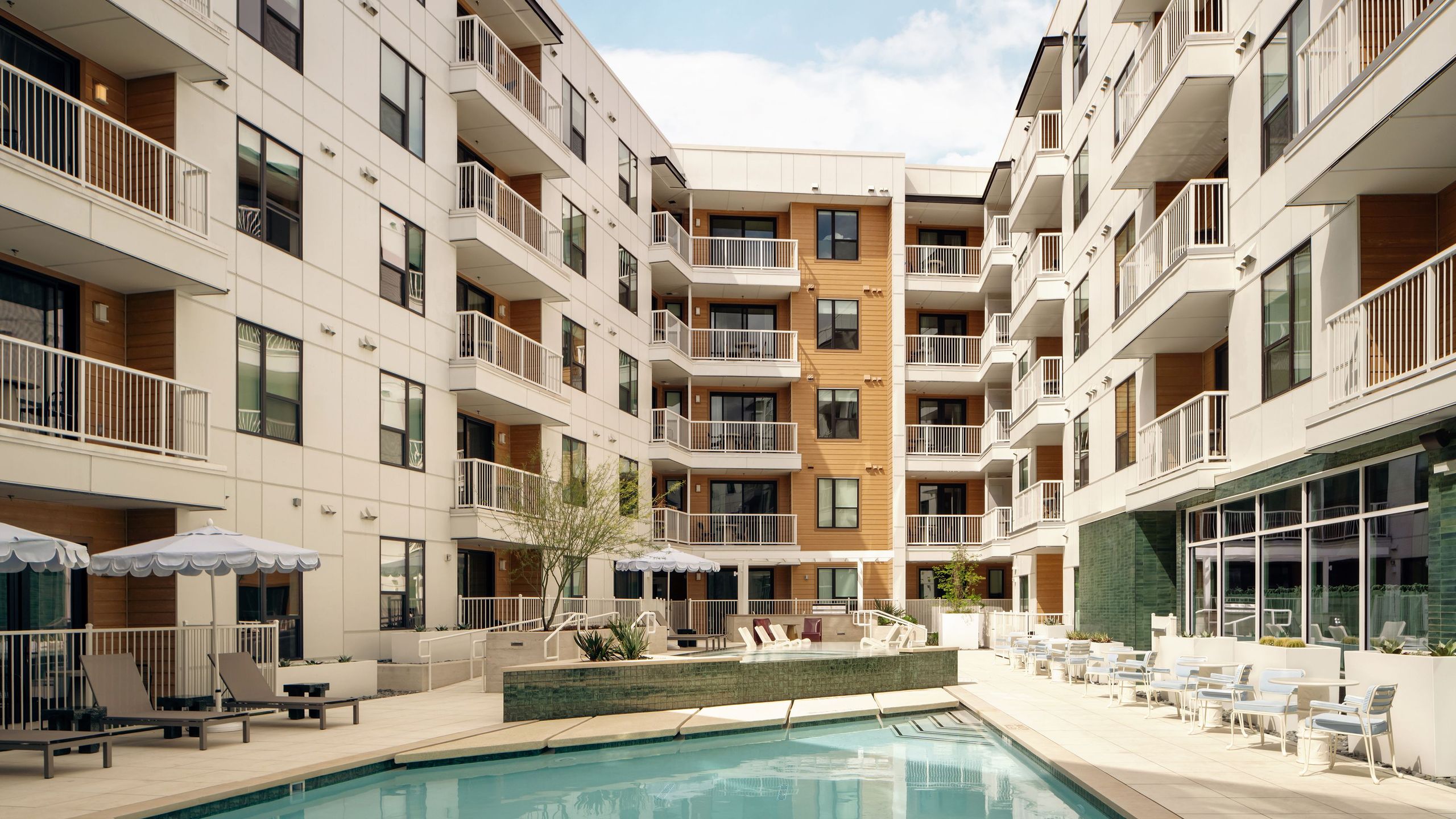 South Lamar Stay W/ Private Balcony | Pool, Terrace, On-site Dining | The Code By Avantstay - Austin