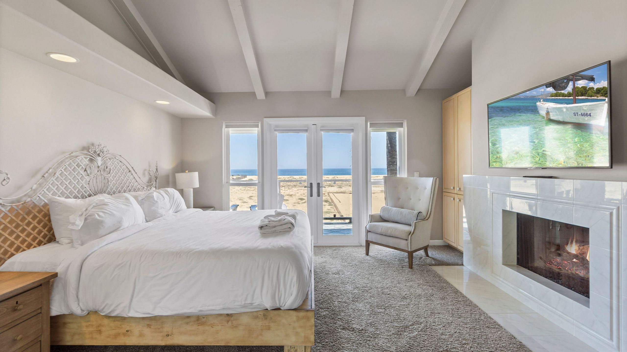 Ocean Views And Luxurious Outdoor Space - Gorgeous Beachfront Retreat - Newport Beach, CA