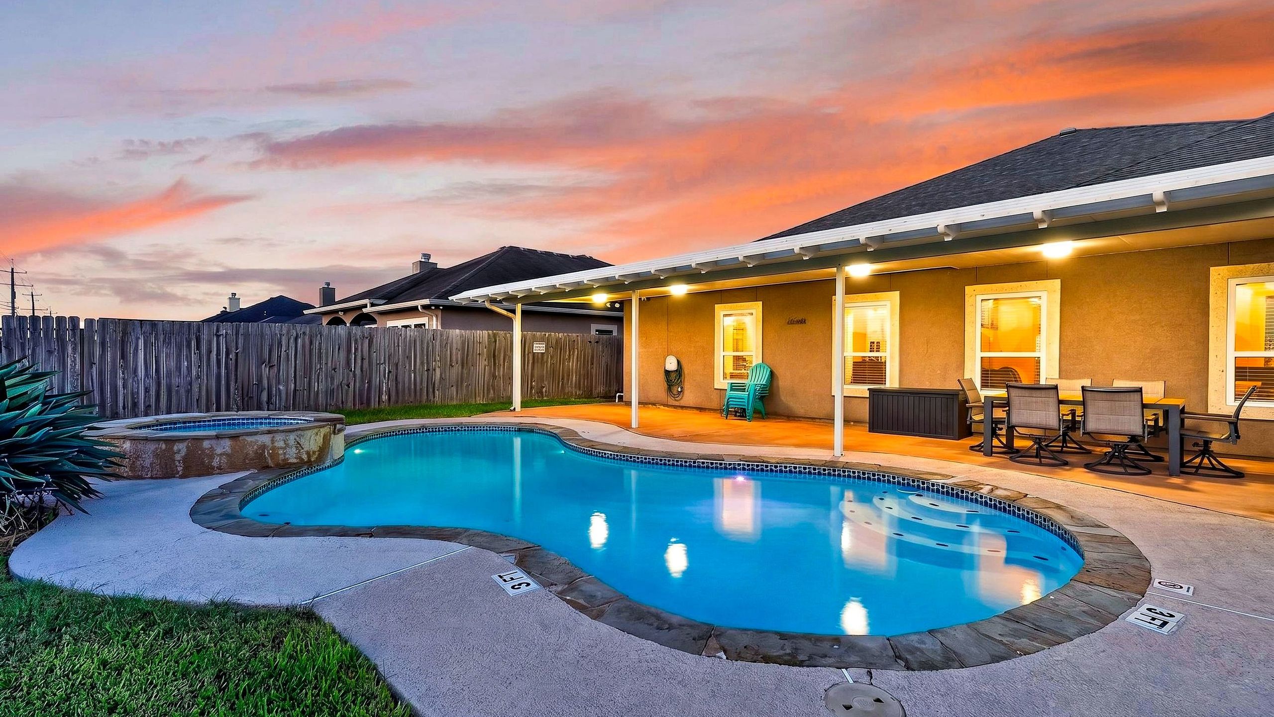 Graceland By Avantstay | Private Pool + Spa + Fenced Backyard • Near North Padre Island - North Padre Island, TX