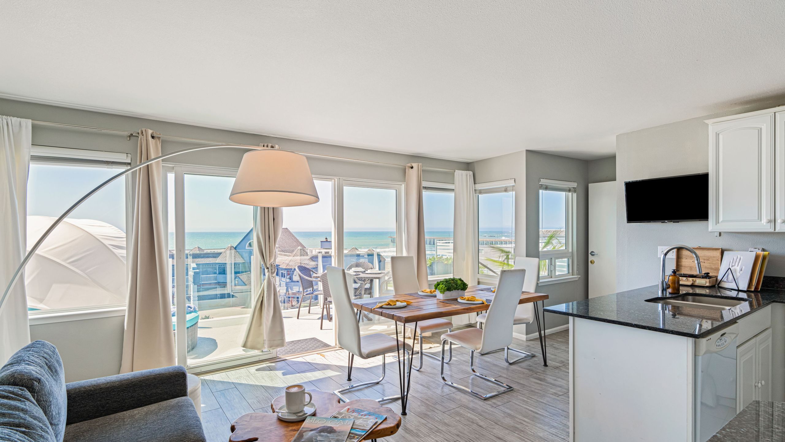 Charming Coastal Retreat With Ocean Views And Communal Lounge - Blissful Escape - Cayucos, CA