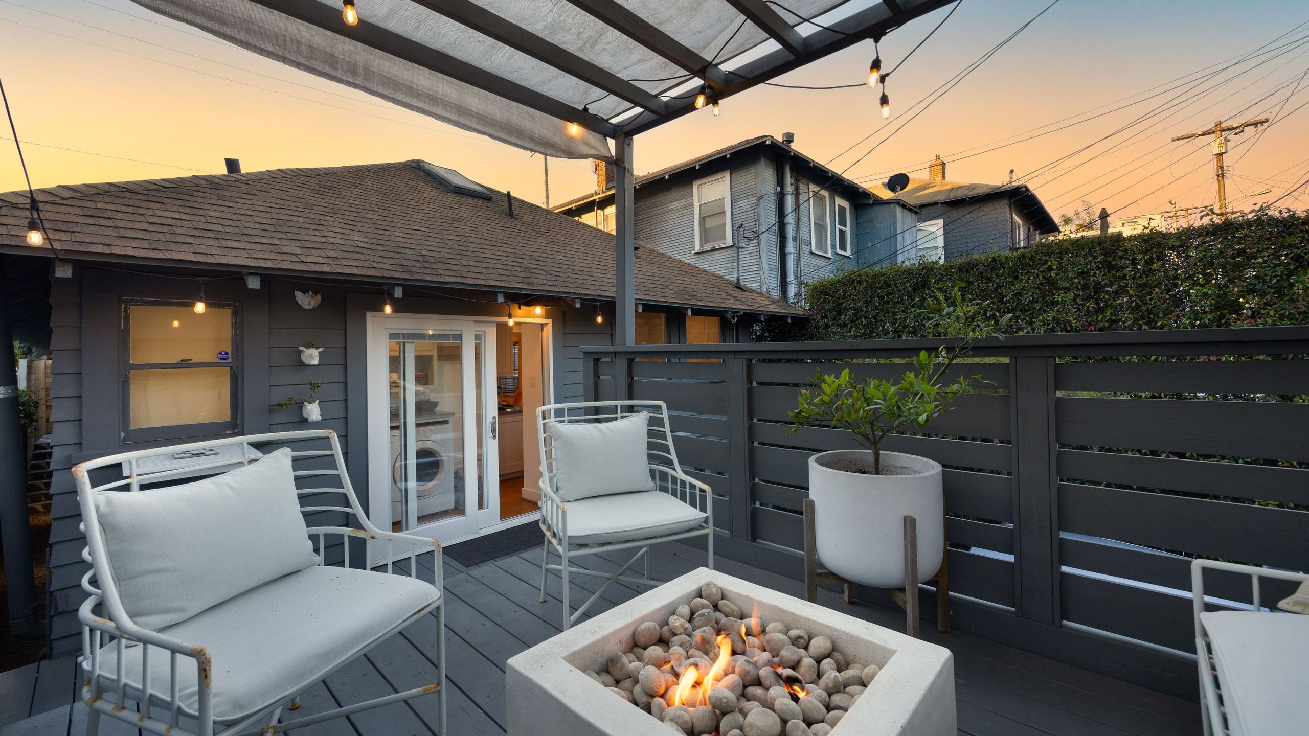 Brooks Avenue By Avantstay | Walk To Venice Beach + Boardwalk | Firepit Terrace + Ev Charger - Venice Beach, Los Angeles, CA