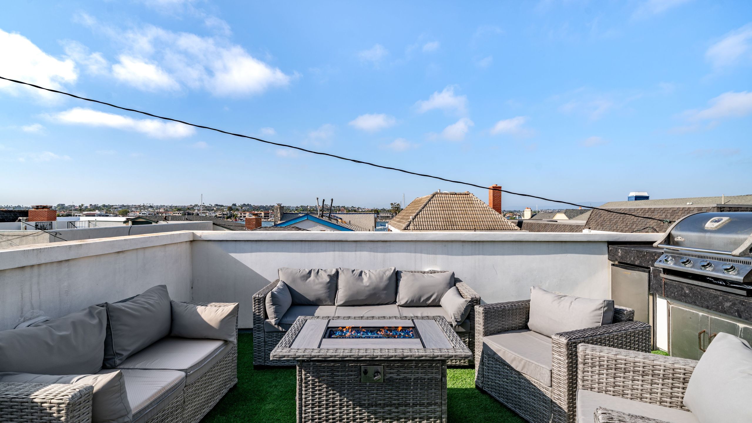 Rooftop Haven With Sunset Views And Bike Access - Stylish Coastal Retreat - Newport Beach, CA
