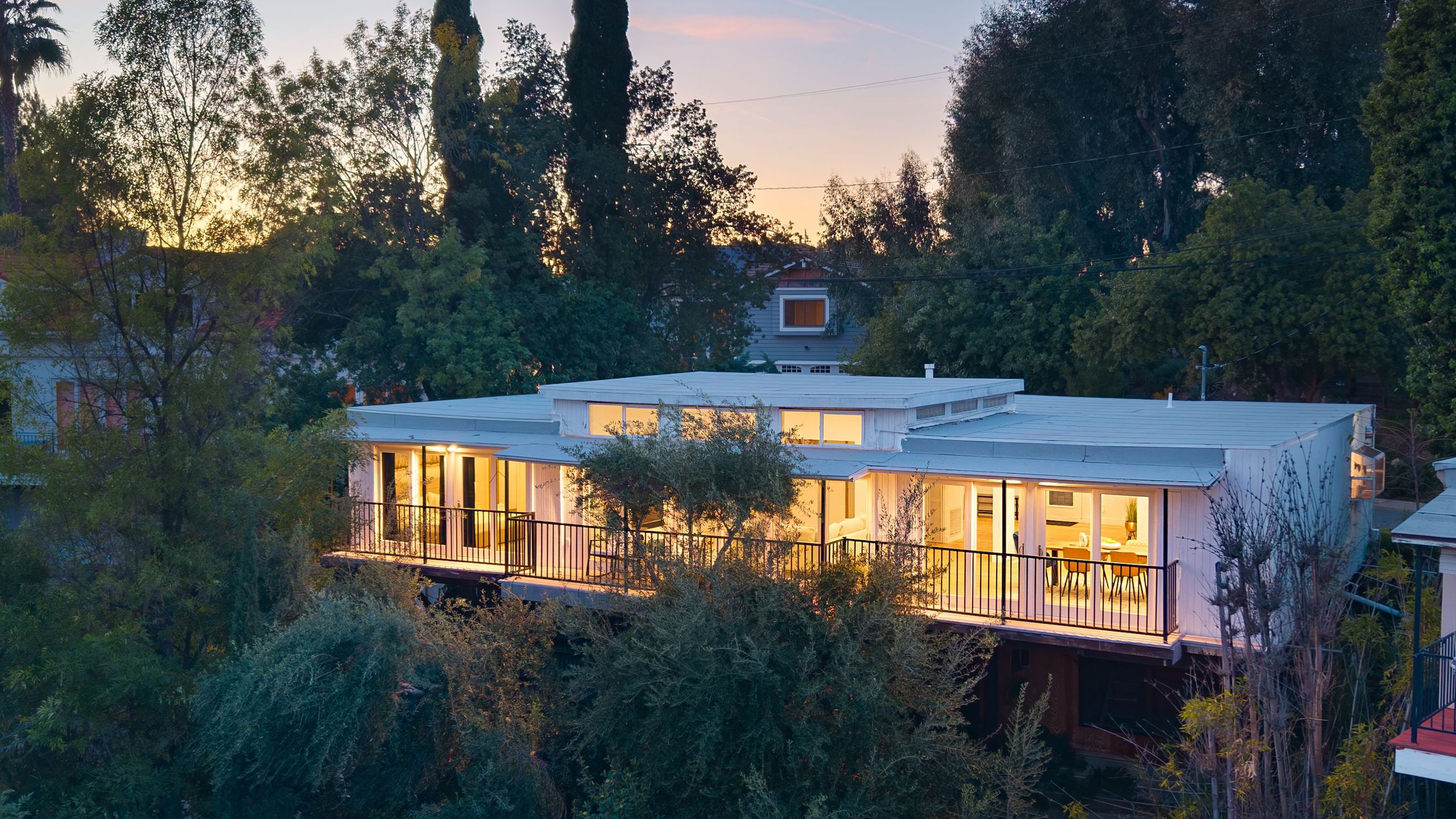 Scenic La Stay Near Ventura Blvd With Deck, Games, Fireplace & Outdoor Dining | Marmol Vista By Avantstay - Los Angeles, CA
