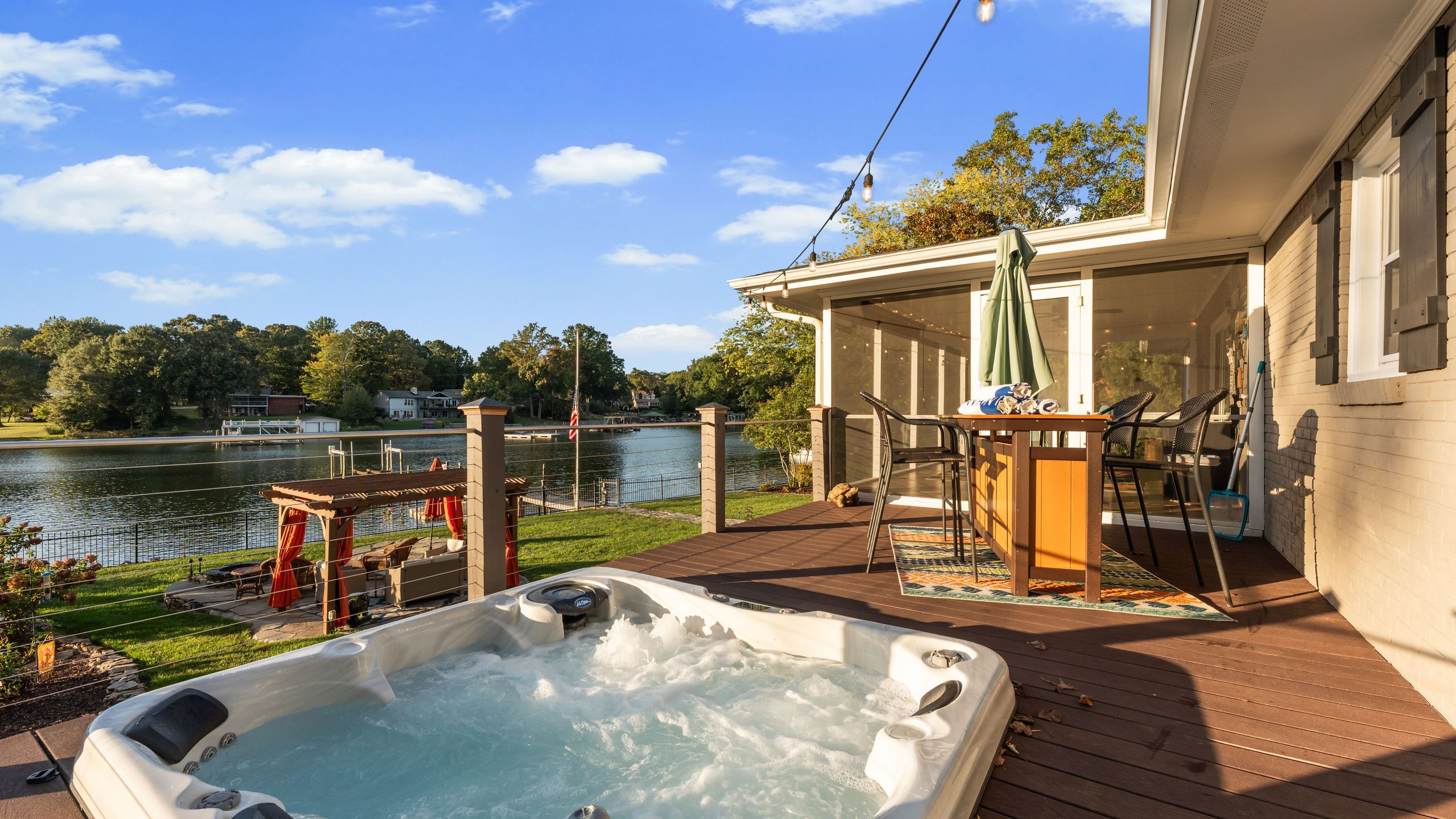Dock, Hot Tub & Kayaks On Lake Norman | Lakeside Gem By Avantstay - Lake Norman, NC