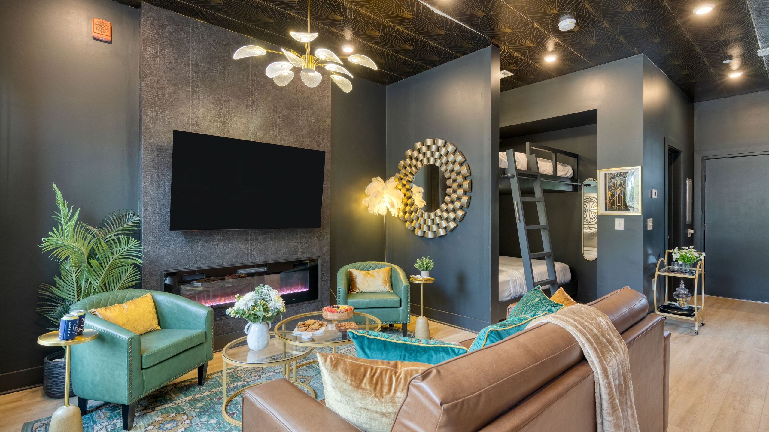 Stylish Retreat With Modern Fireplace And Full Kitchen - Cozy Haven - Nashville, TN