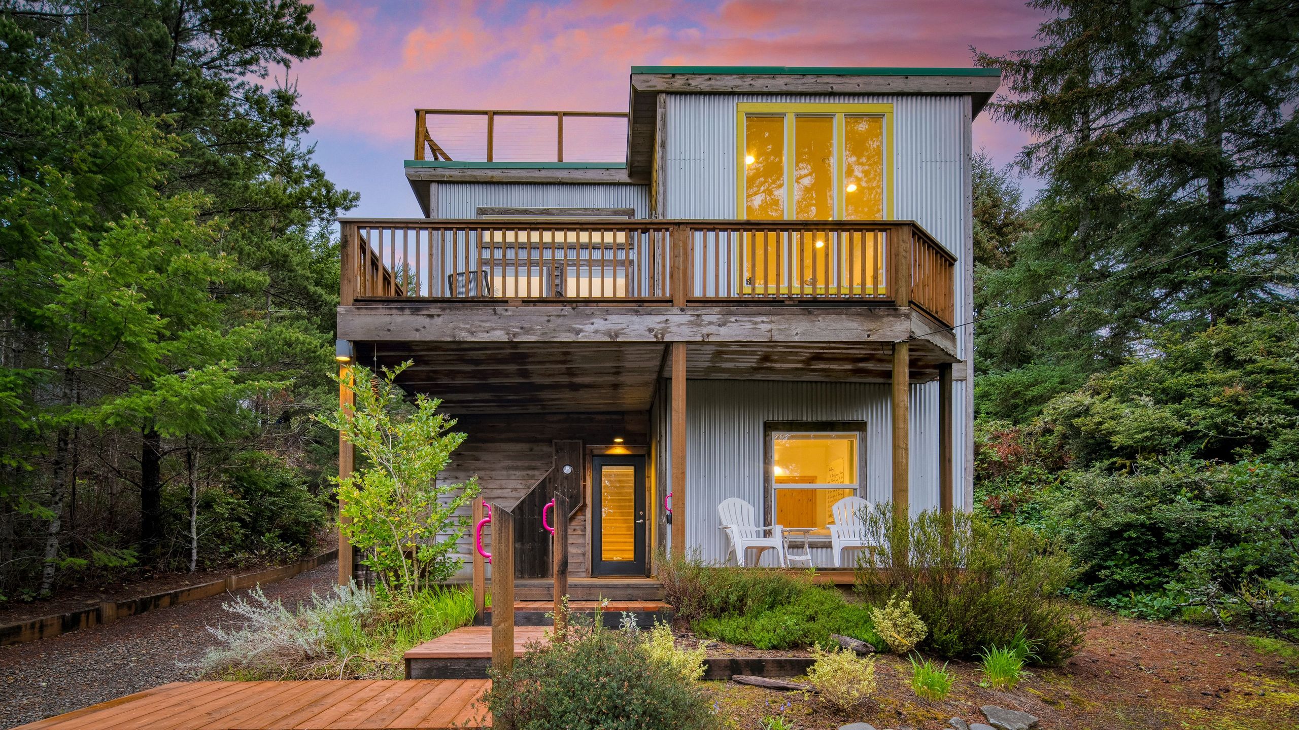 Charming Escape With Fire Pit And Outdoor Spaces - Cozy Tranquil Retreat - Manzanita, OR