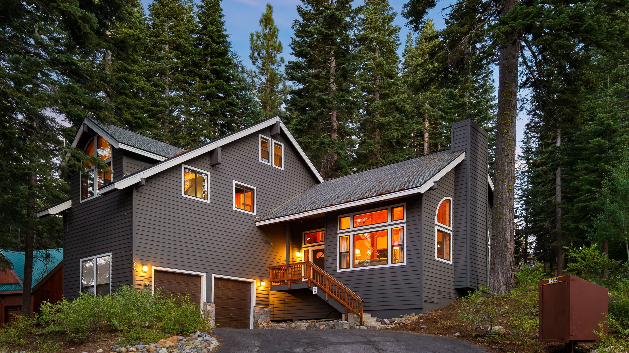 Inviting Mountain Retreat With Hot Tub And Deck - Cozy Tranquil Haven - Truckee, CA
