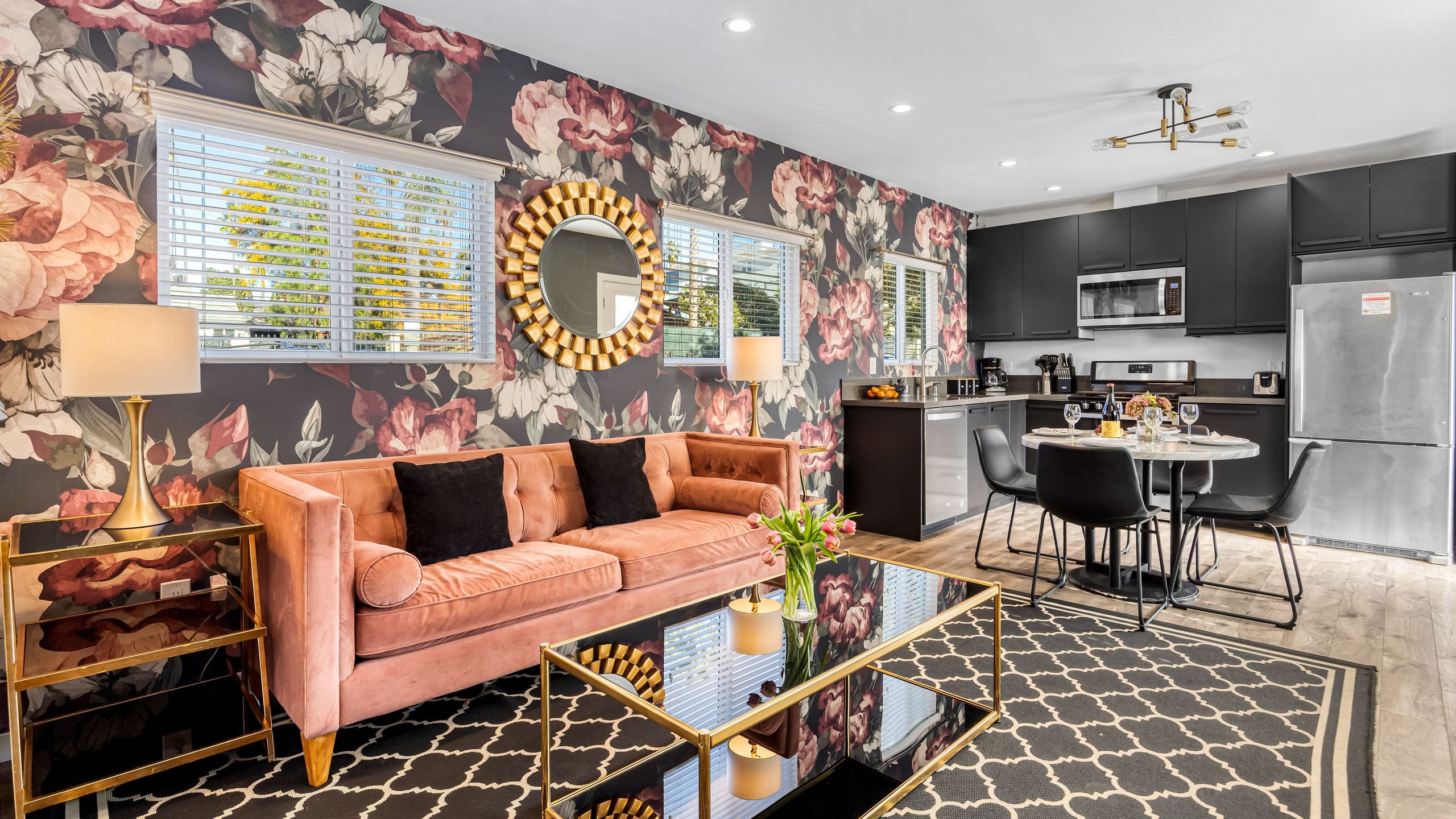 Chic Bungalow With Outdoor Patio And Luxe Amenities - Stunning Hollywood Escape - Hollywood, CA