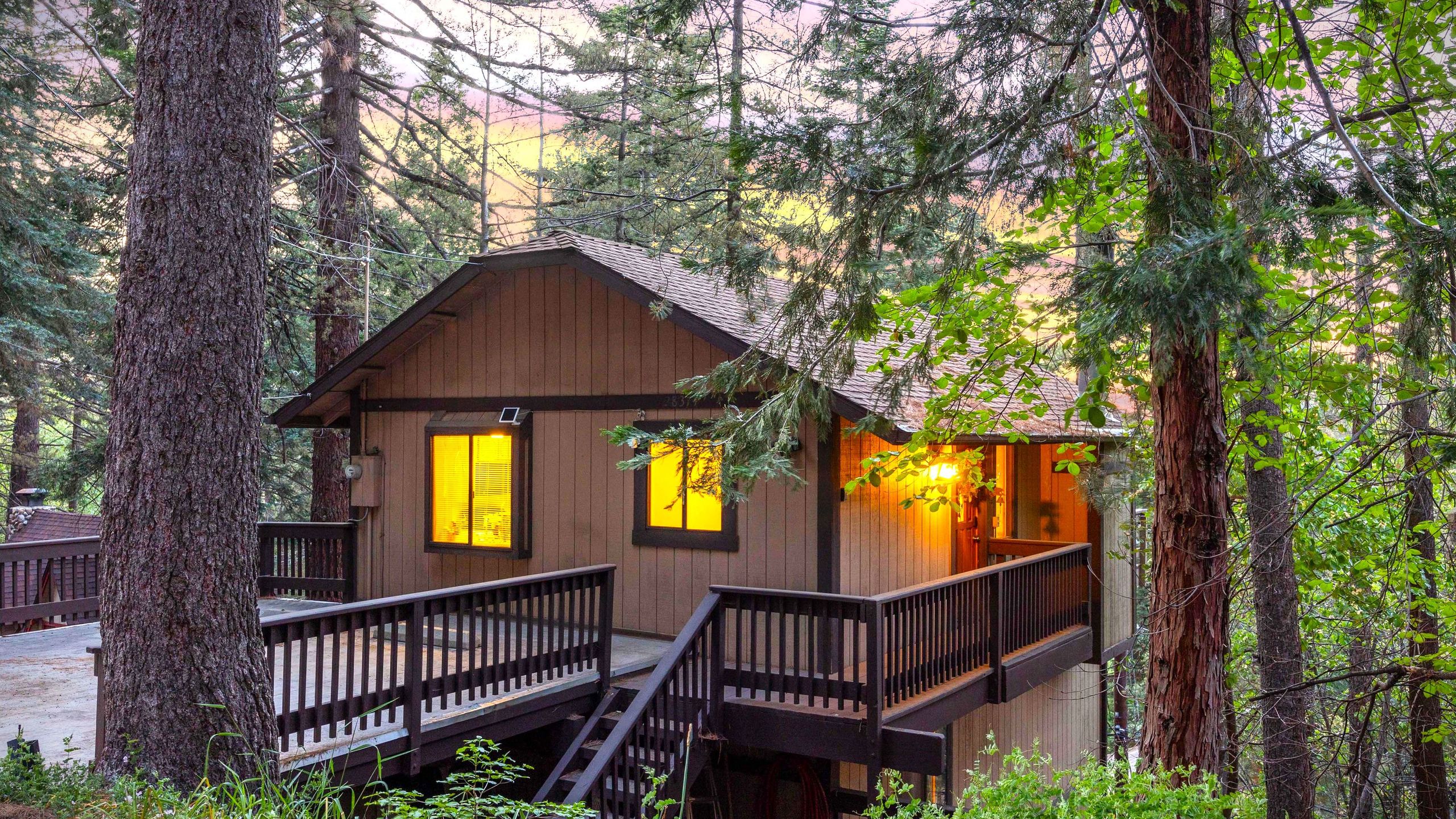 Cabin By Enchanting By Avantstay | Storybook Mountain Retreat | Stone Fireplace + Vaulted Ceilings + Wraparound Deck + Grill | Near Village - San Bernardino