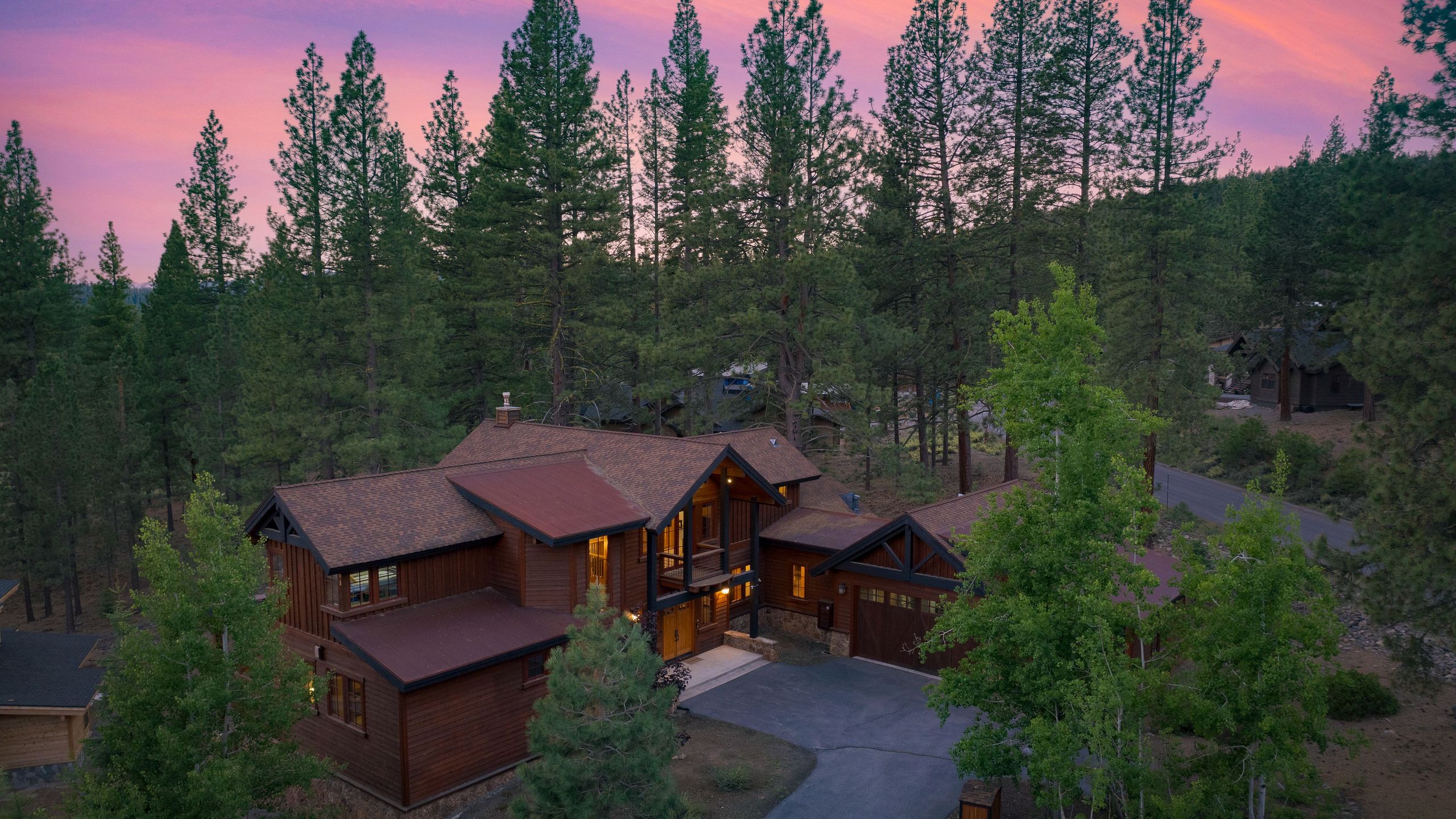 Luxury Cabin With Expansive Deck And Modern Amenities - Stunning Retreat - Truckee, CA