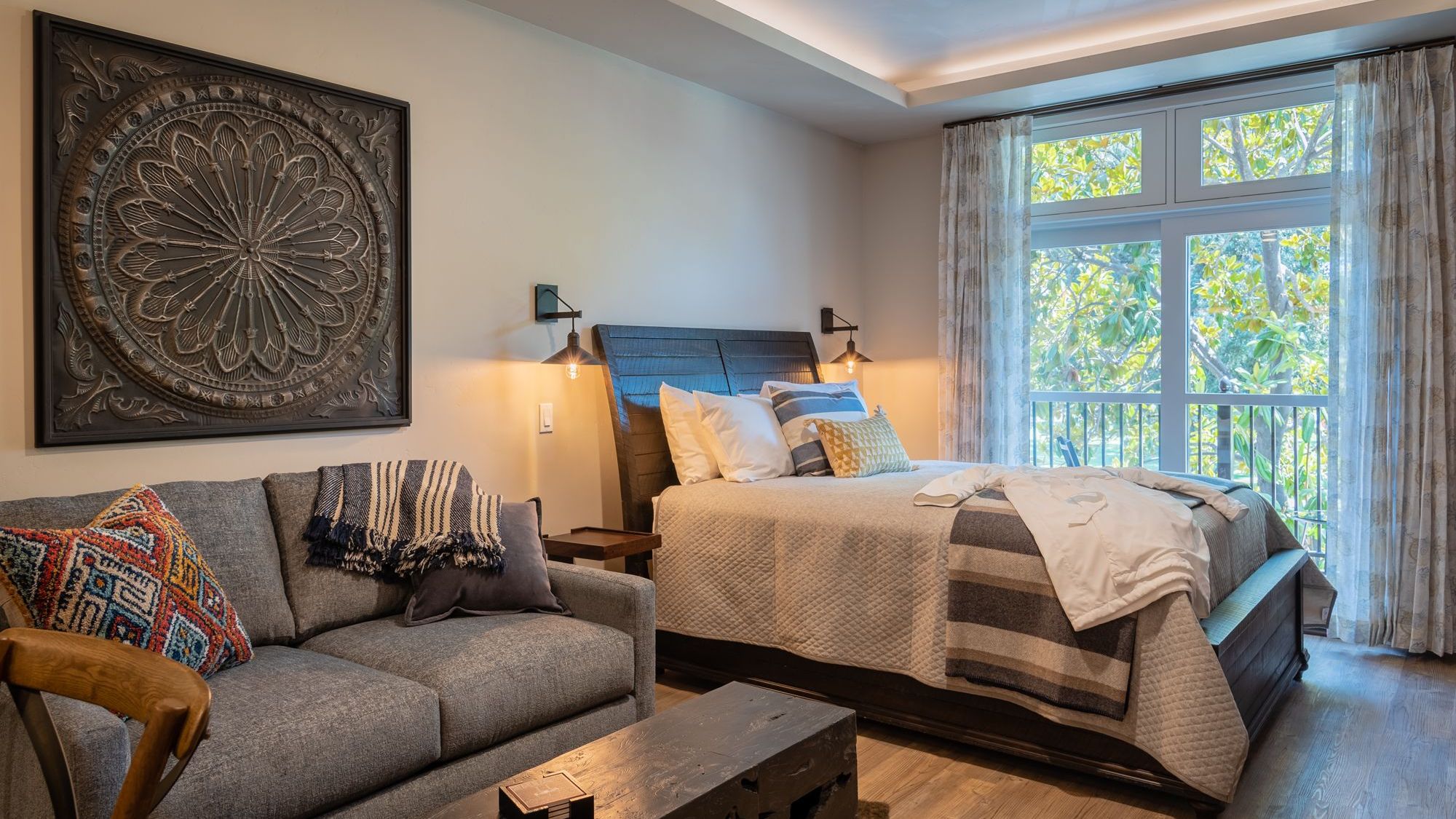 Paso Park Suites By Avantstay | Balcony Over The Square + Walkable | Paso Robles - Paso Robles, CA