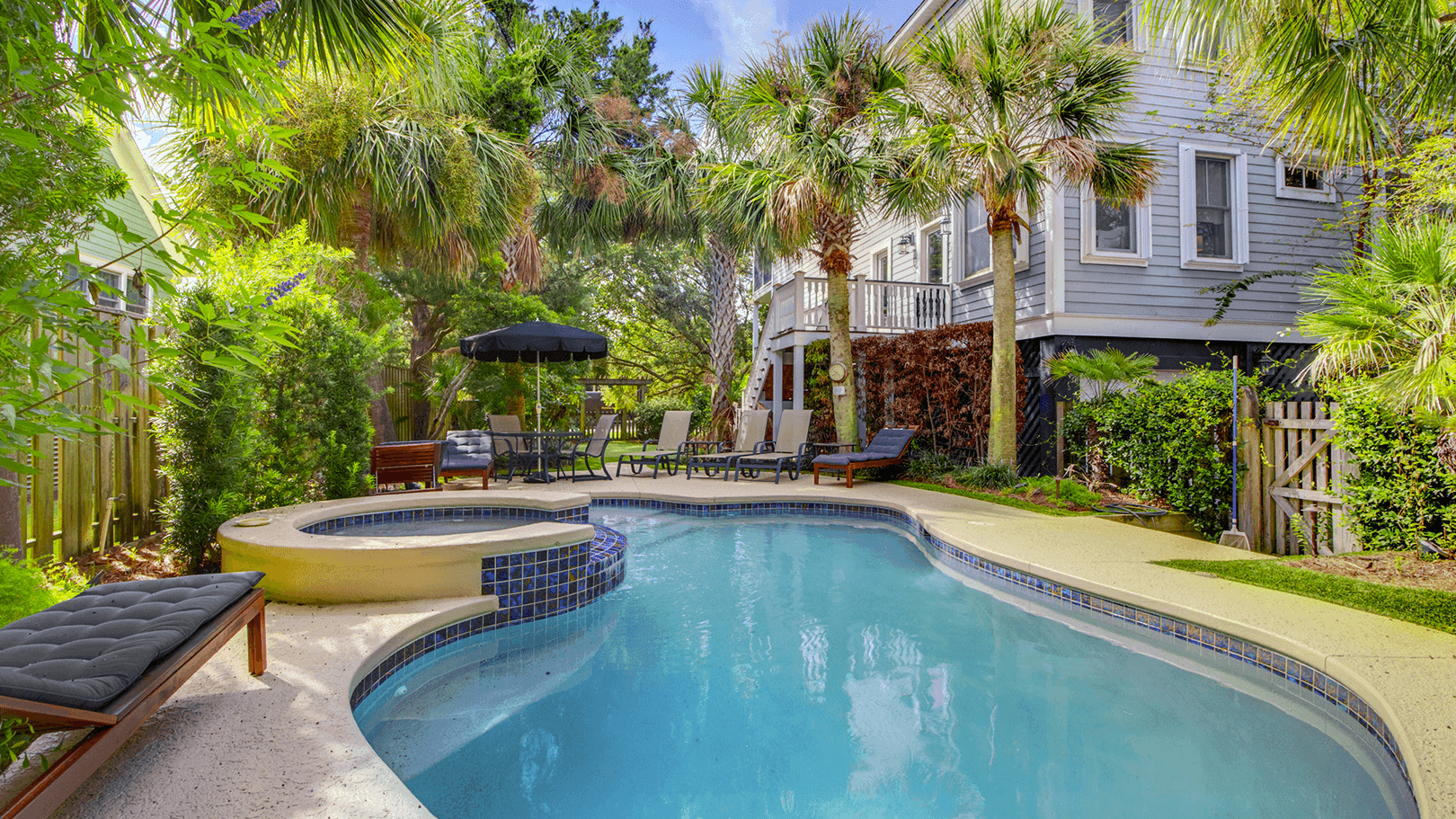 2701 Palm Boulevard By Avantstay | Pool + Spa + Putting Green + Arcade + Game Room | Walk To Beach - Isle of Palms, SC