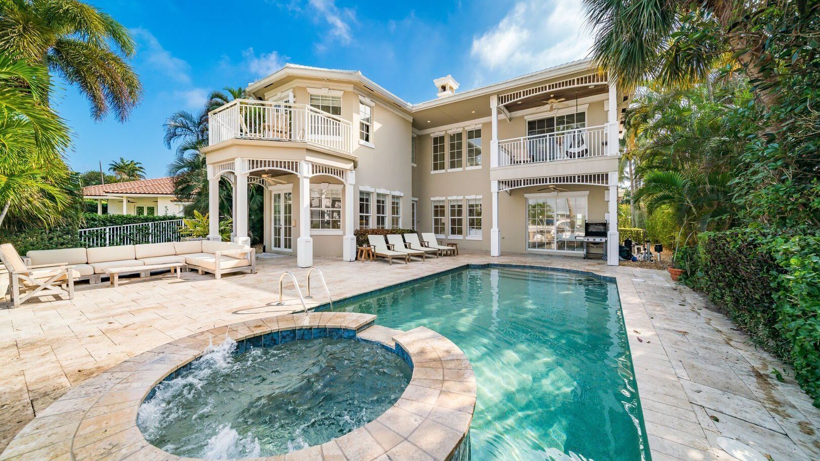 Beach Drive Estate By Avantstay | Canal-front Retreat • Pool + Hot Tub + Dock • Walk To Beach - Delray Beach, FL