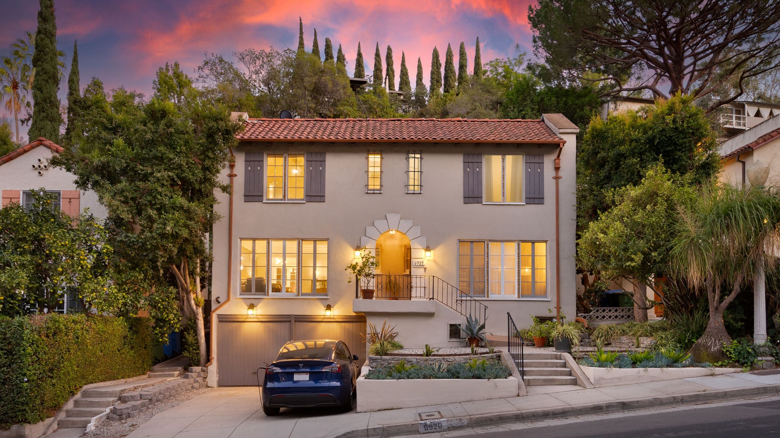 Charming Spanish-style Retreat With Private Patio - Cozy Oasis - Los Angeles, CA