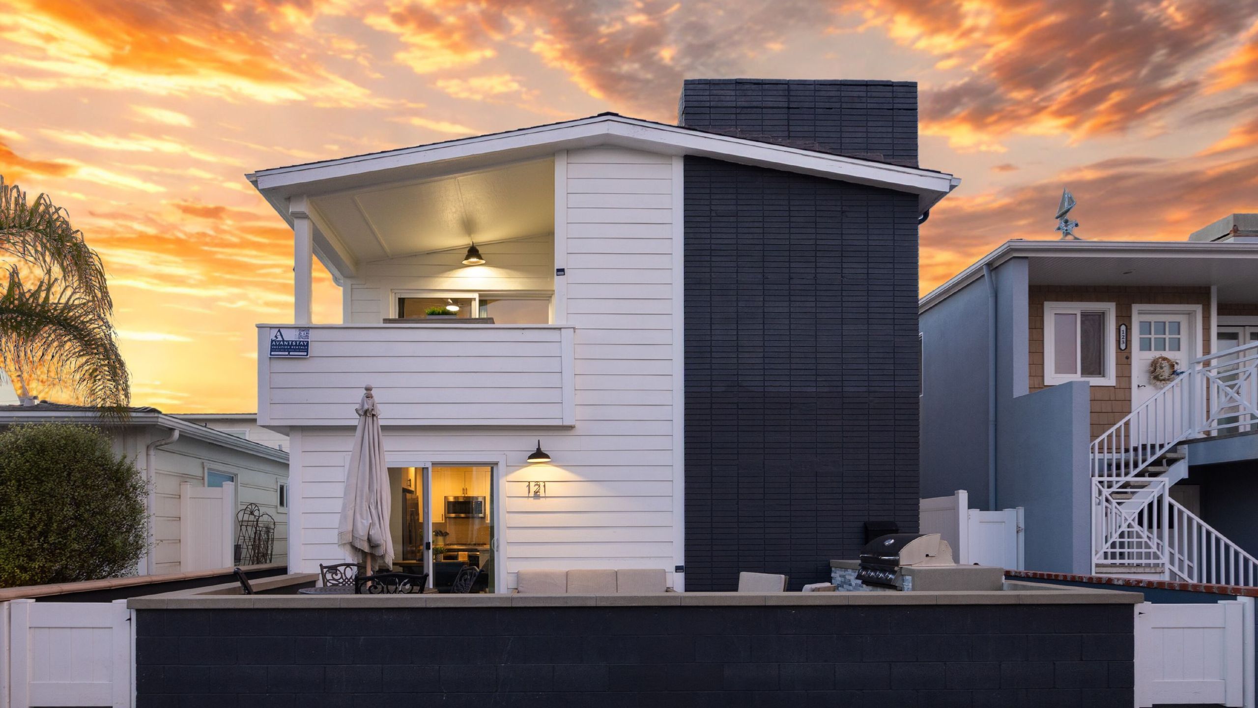 Chic Coastal Escape With Outdoor Dining And Bbq - Stunning Beach Haven - Newport Beach, CA