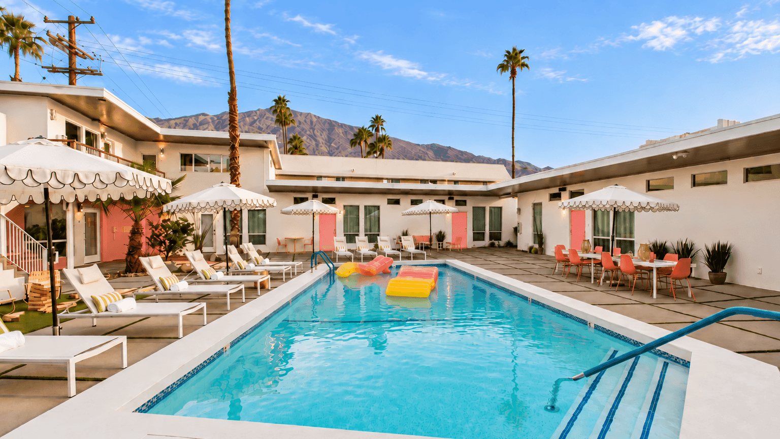 The Rosalie By Avantstay | Shared Pool + Hot Tub + Putting Green | Central Palm Springs | Walk To Dining, Spas + Golf | Near Joshua Tree - Palm Springs, CA