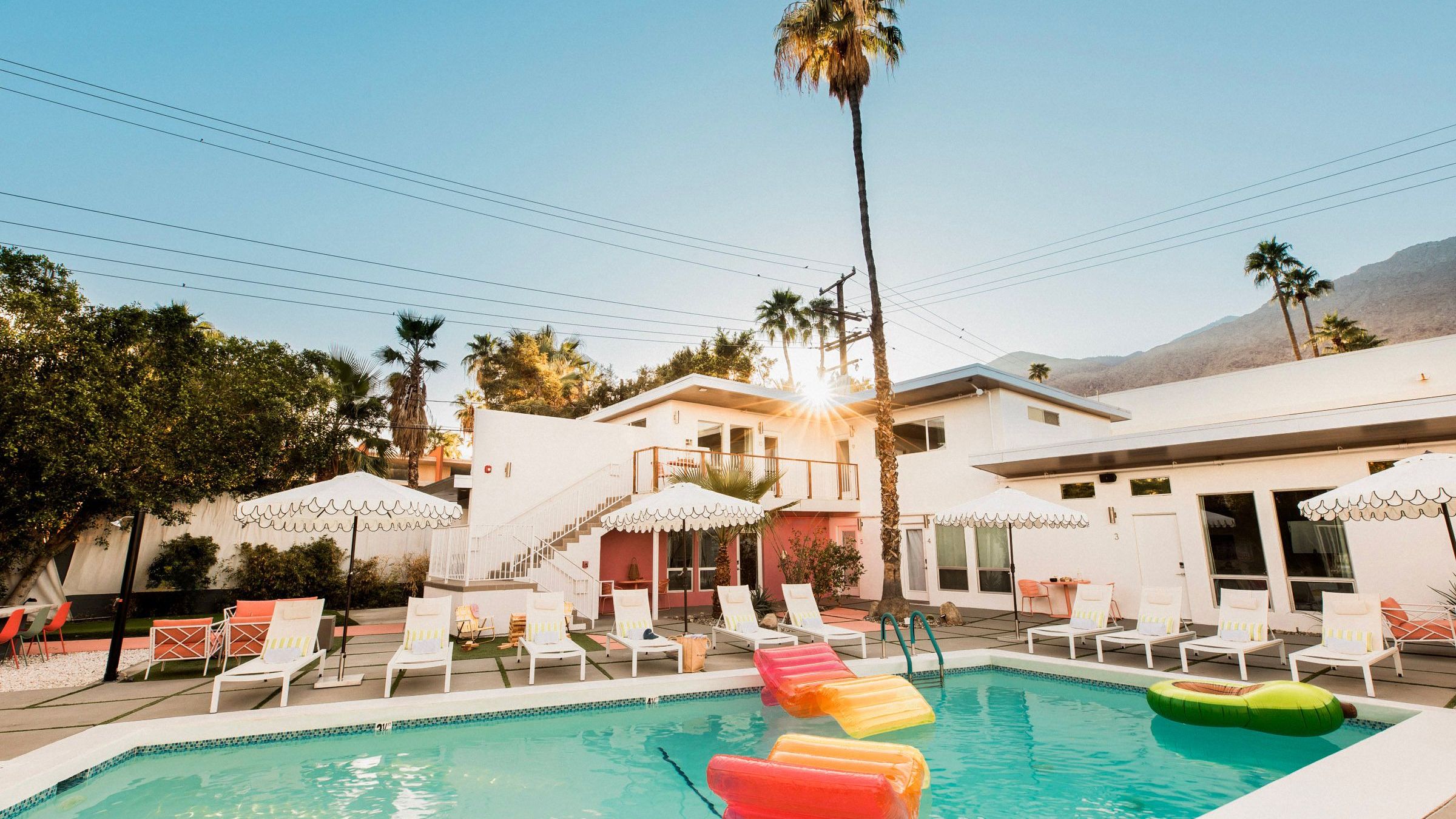 Spacious Patio And Poolside Oasis - Charming Modern Retreat - Palm Springs