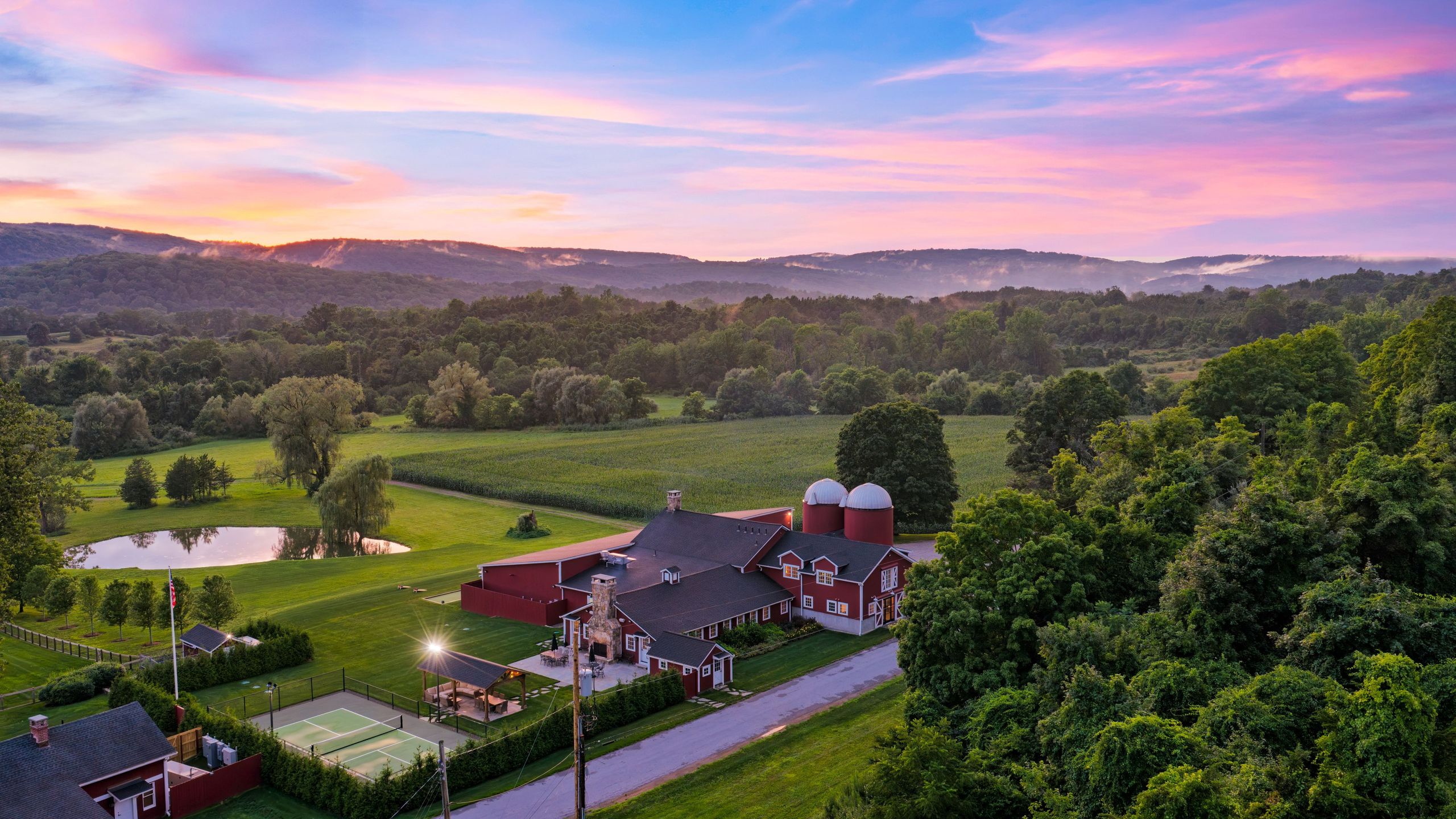 The Bear Barn By Avantstay | 150-acre Historic 1860 Barn • Fire Pit + Mountain Views - Dutchess County, NY