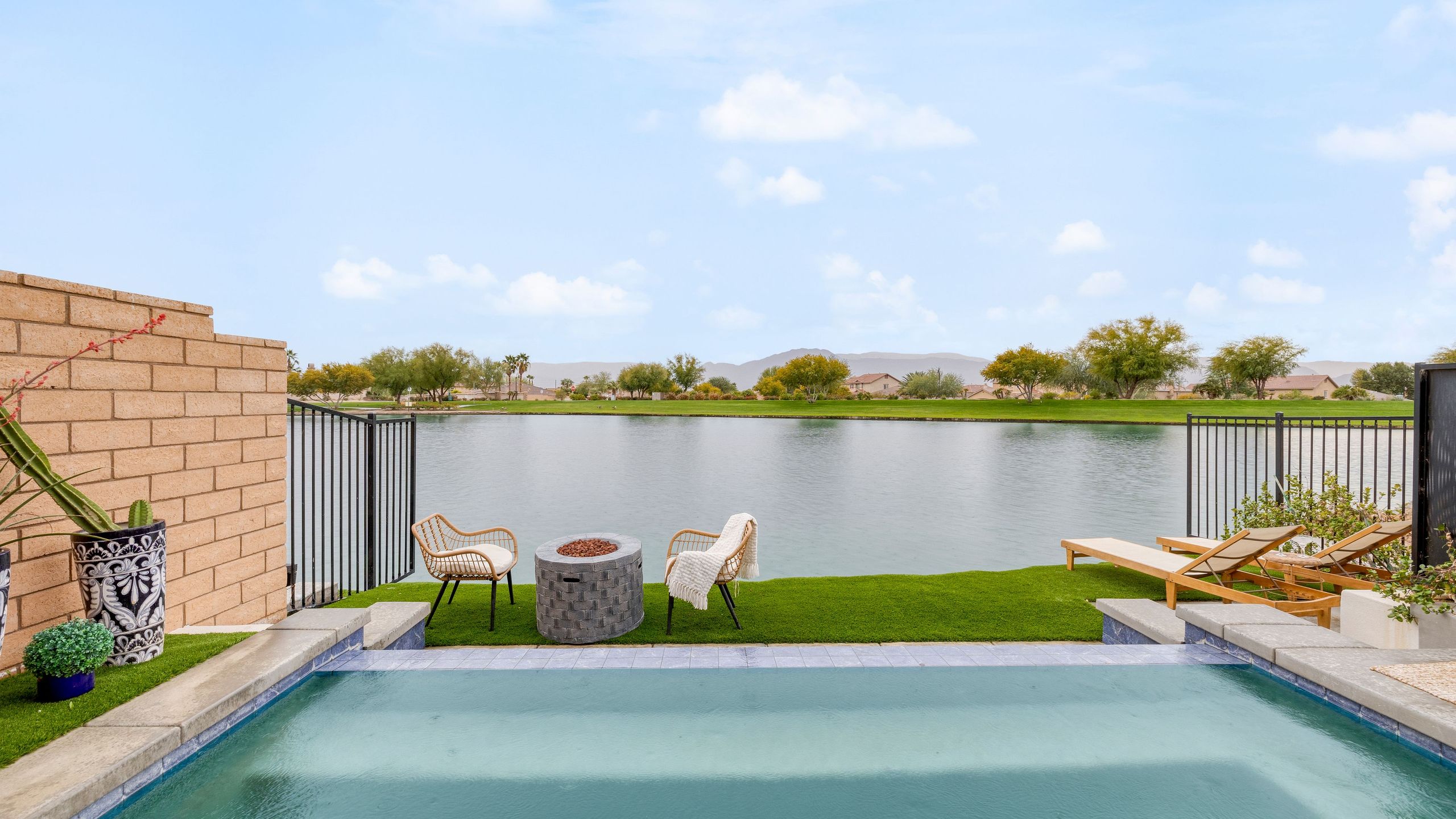 Sunburst By Avantstay | Lakefront + Mountain Views - Indio, CA