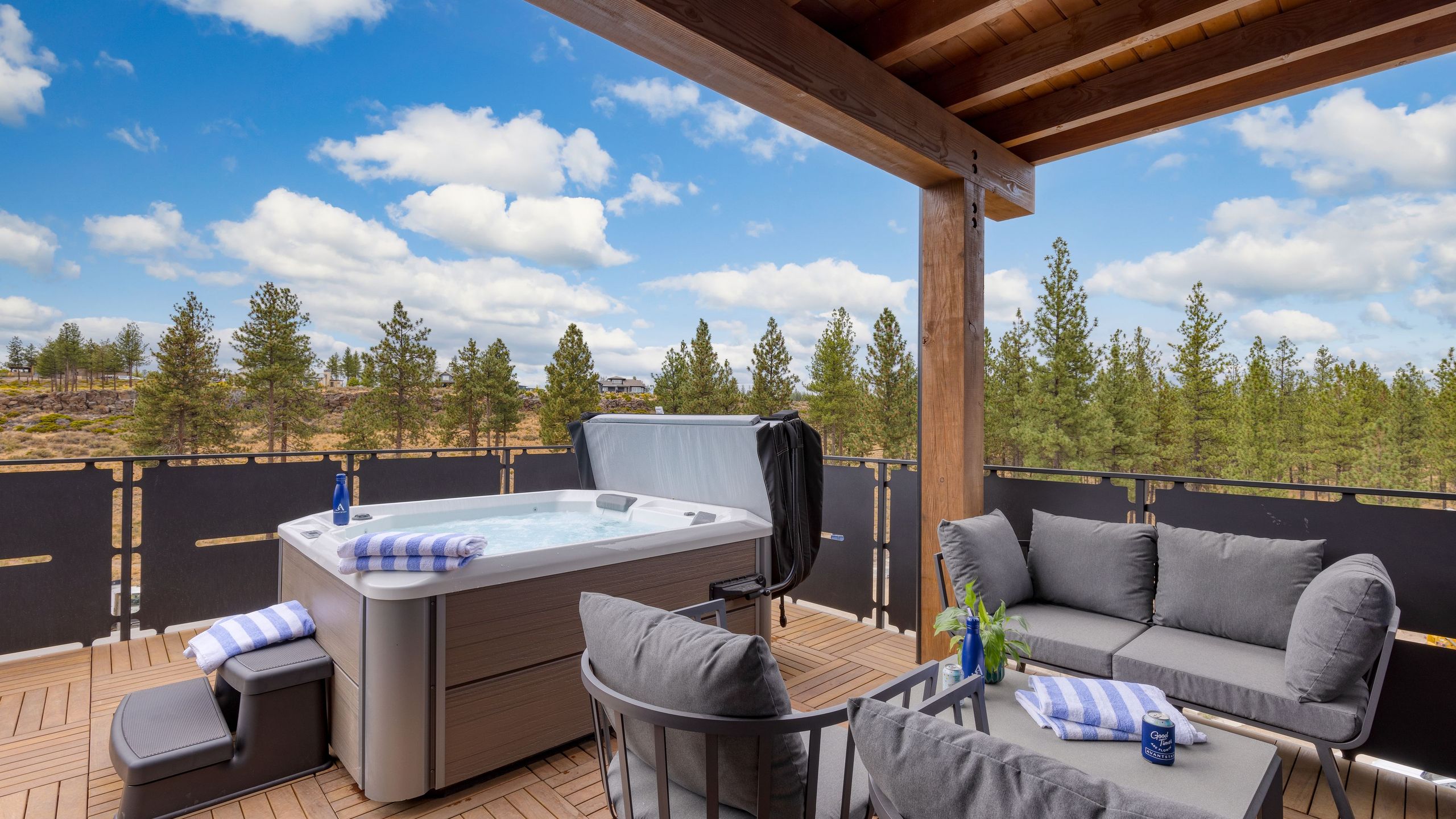 Aerie By Avantstay. | Modern 2br + Hot Tub + Dual Balconies + Bbq | 25 Min To Mt. Bachelor | Walk To Cafés & Wine Bar On Bend's West Side - Bend, OR