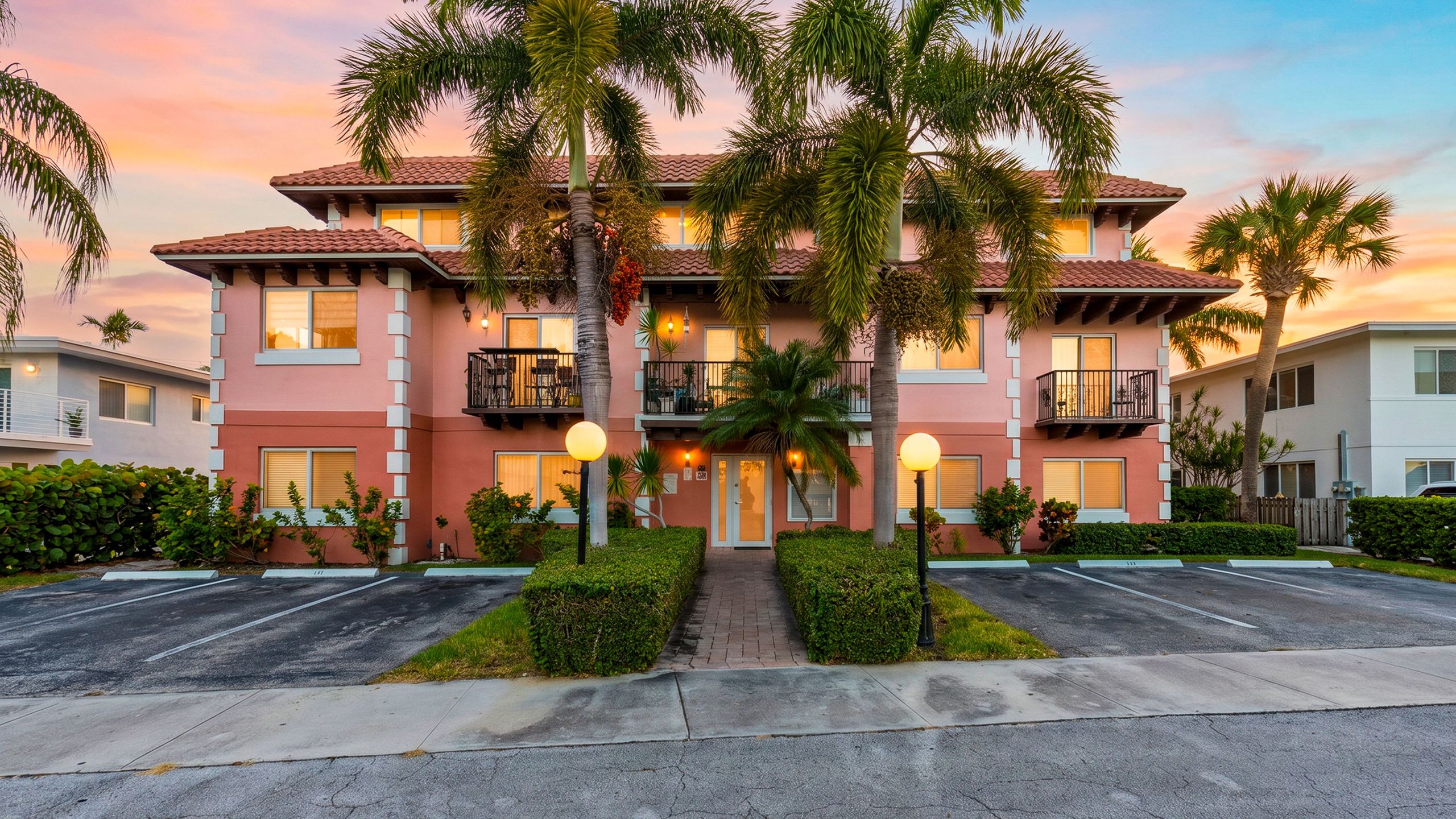 Poinciana By Avantstay | 1 Block To Beach • Walk To Shops + Dining | Pet Friendly - Broward County, FL