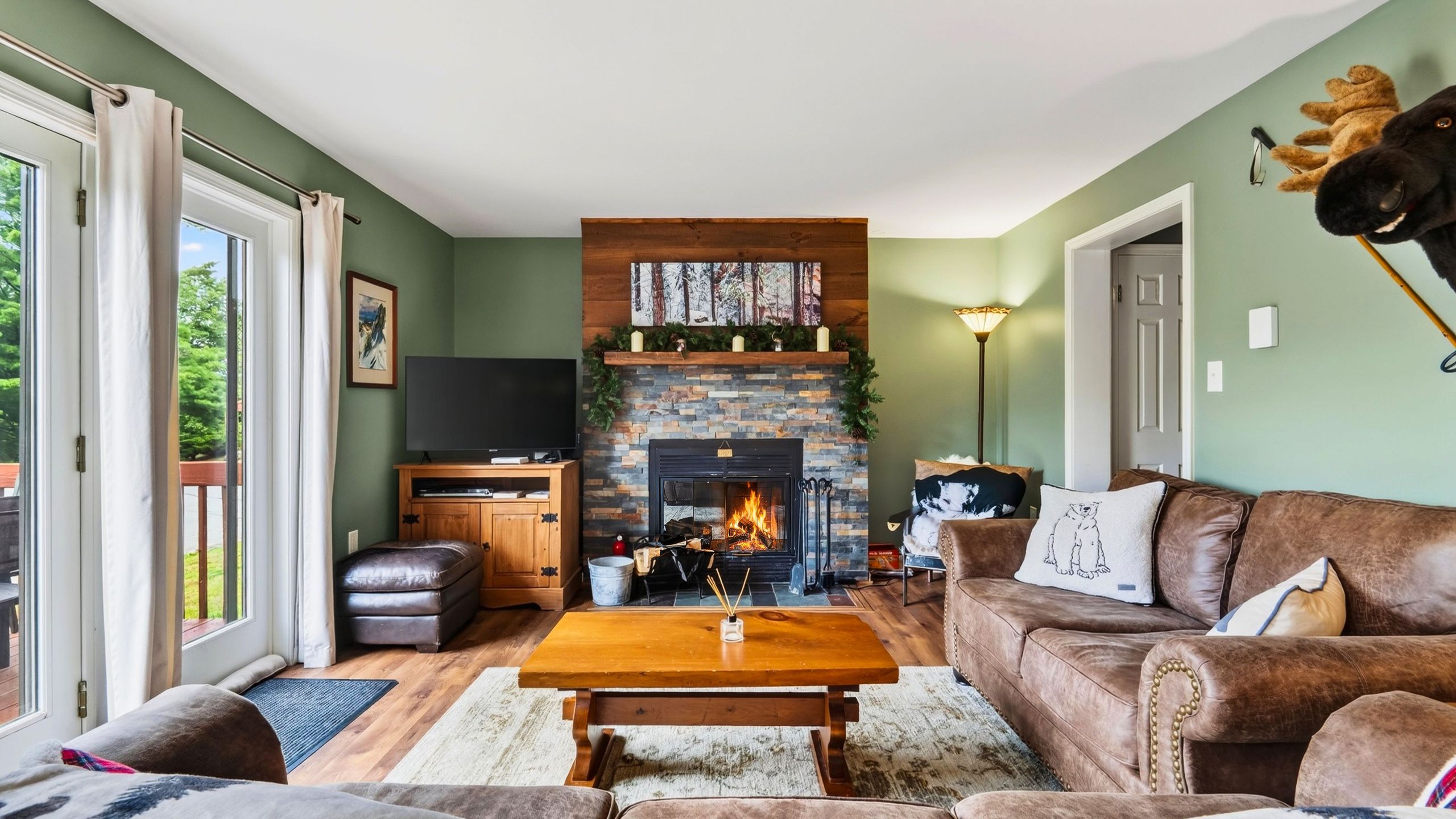 Lies By Avantstay | Indoor Heated Pool + Game Lounge | Pool Table + Foosball - State of New York