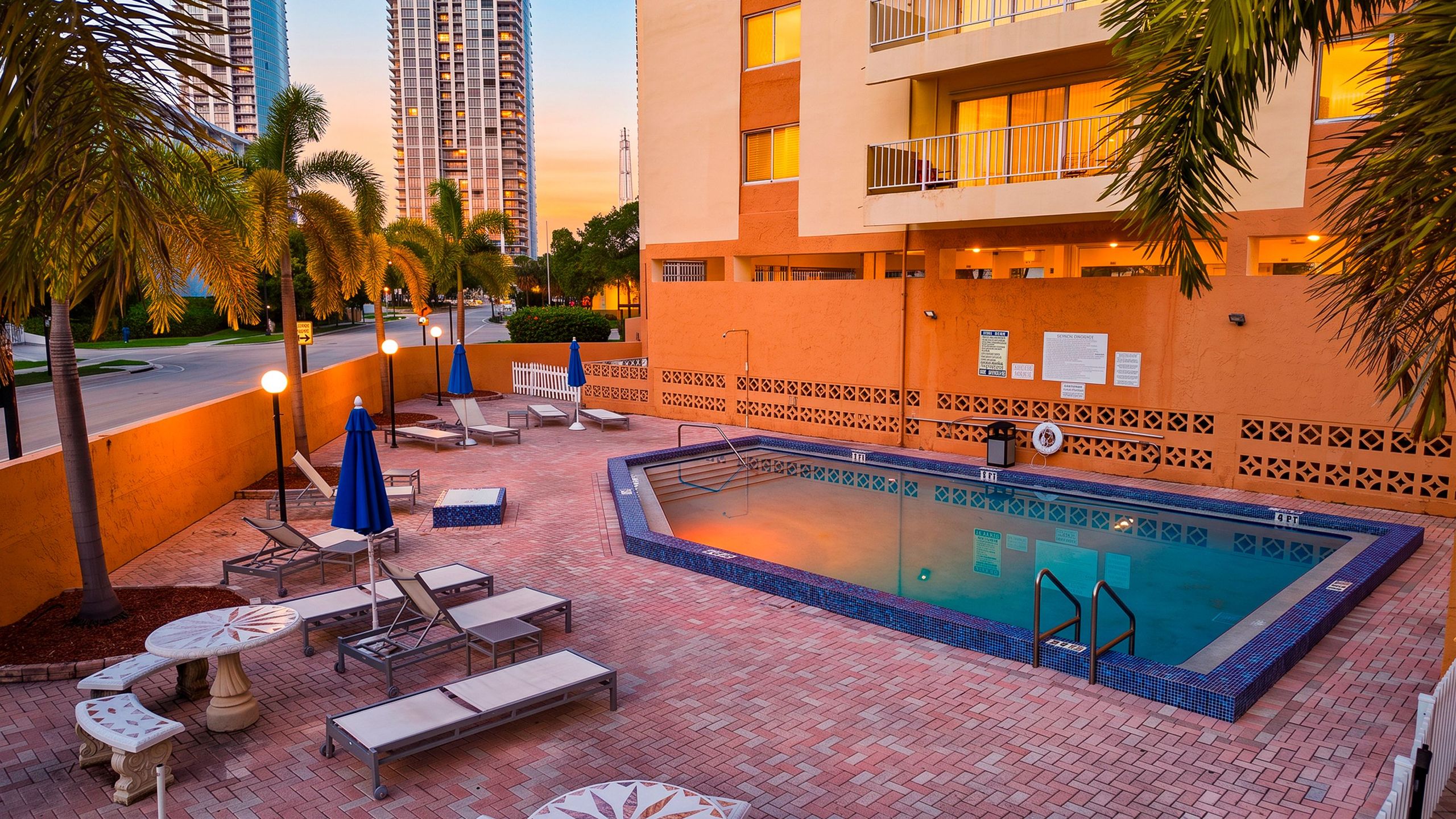 Skyline & Salt By Avantstay | Garden Balcony + Pool + Deck | Walk To Beach + Dining - Sunny Isles Beach, FL