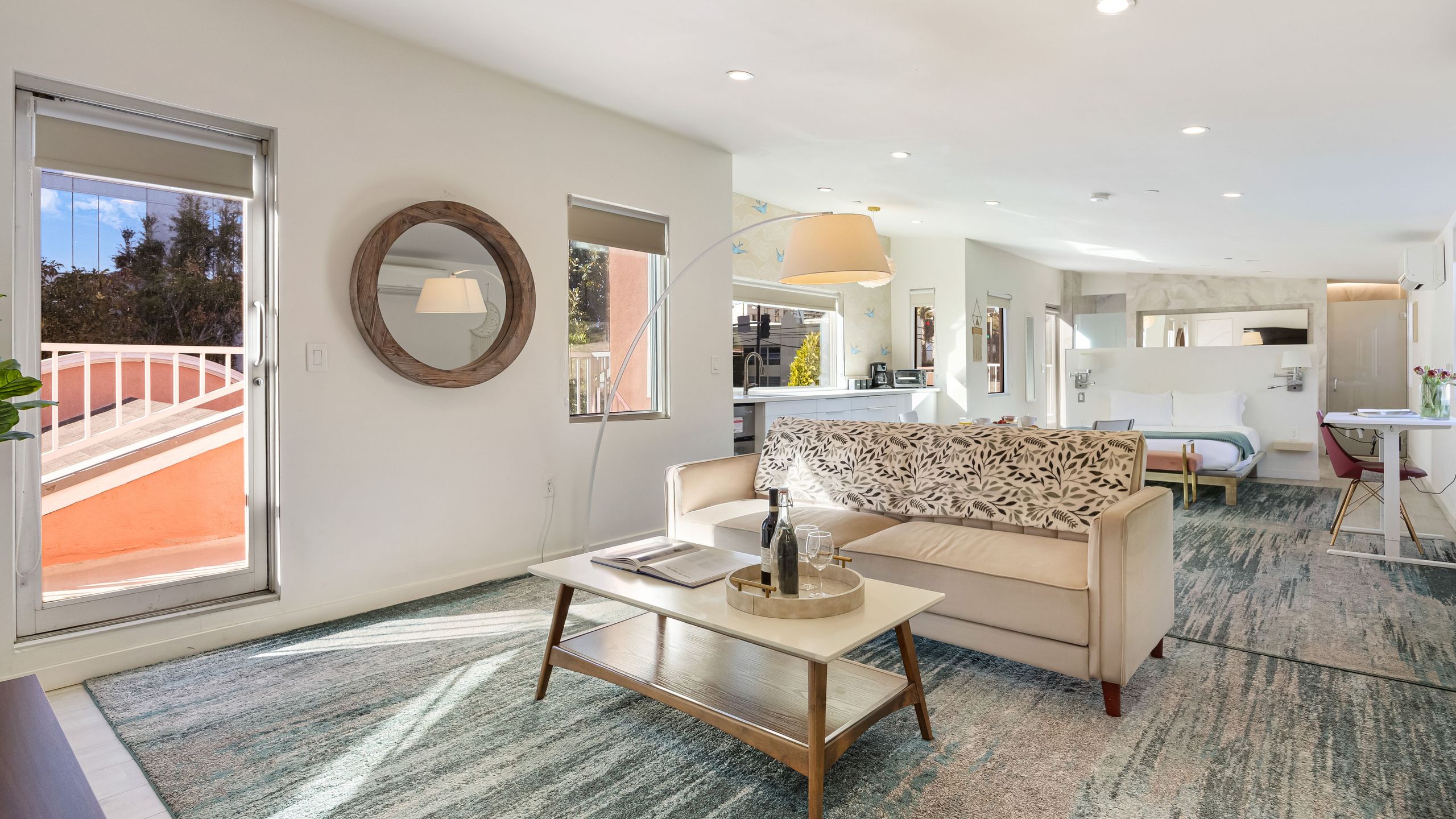 Iconic Views And Cozy Balcony - Stylish Hollywood Sanctuary - Hollywood, CA