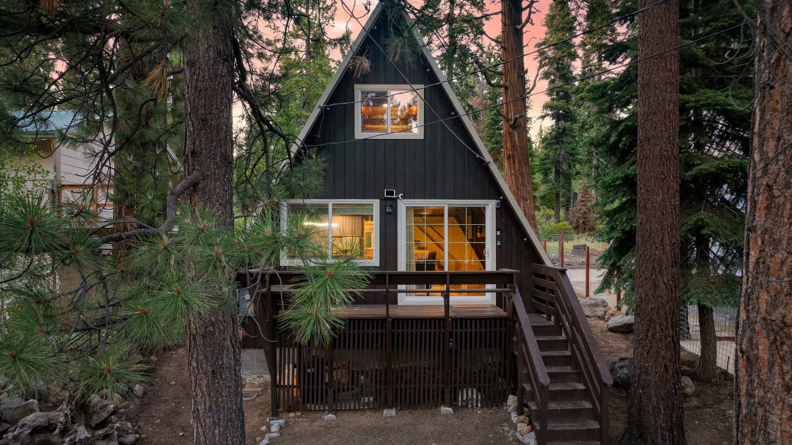 Charming Cabin With Scenic Views And Cozy Ambiance - Delightful Retreat - North Lake Tahoe, CA