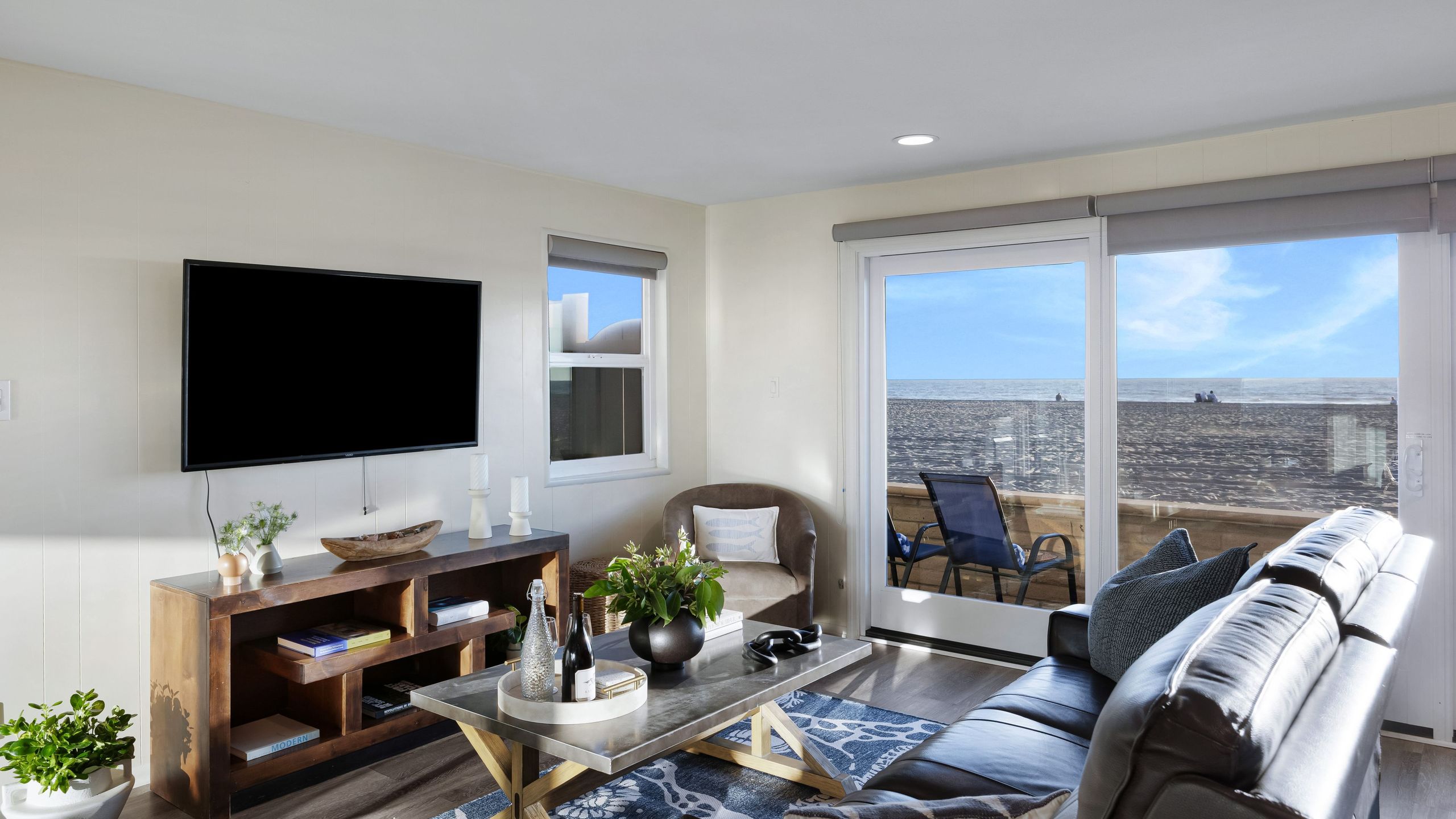 Ocean View And Cozy Patio - Inviting Beachfront Retreat - Newport Beach, CA