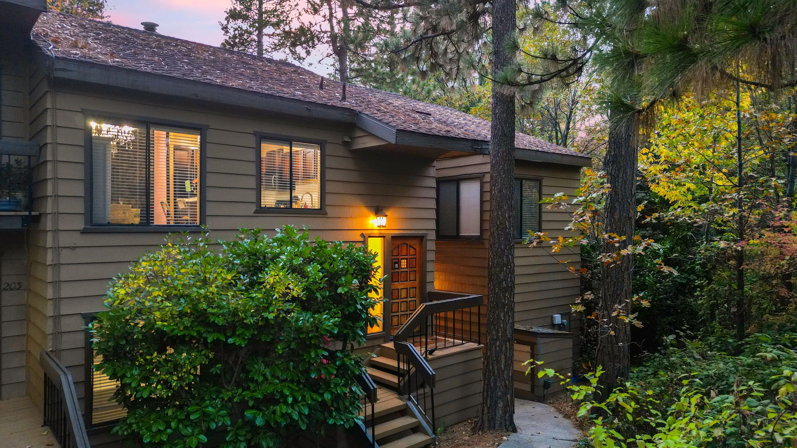 Pine Haven By Avantstay | Private Beach Access | Forest View Decks + Grill | Gated Lake Community - Lake Arrowhead, CA