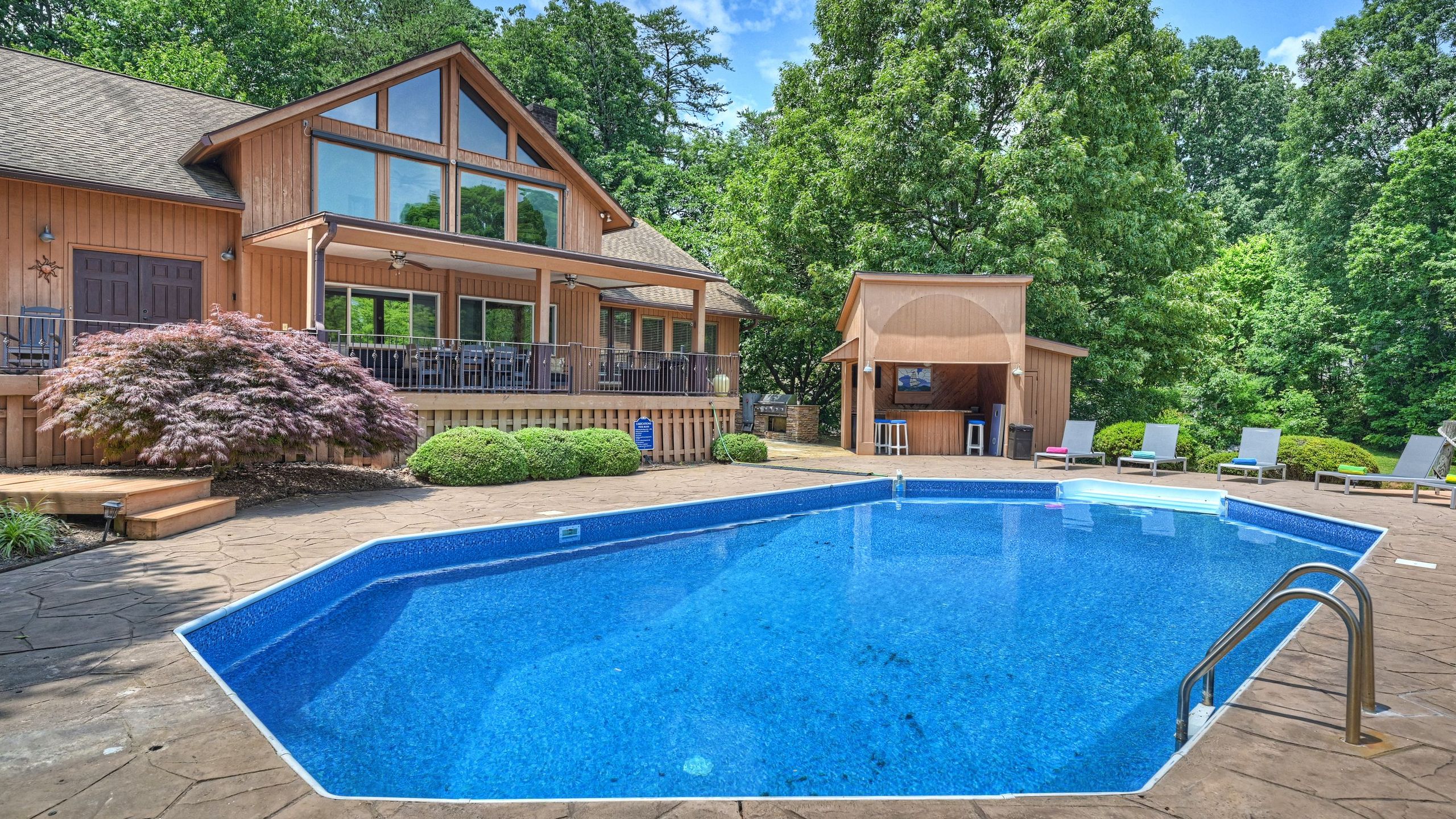 Stay Awhile By Avantstay | Lakefront + Pool, Dock - Mooresville, NC