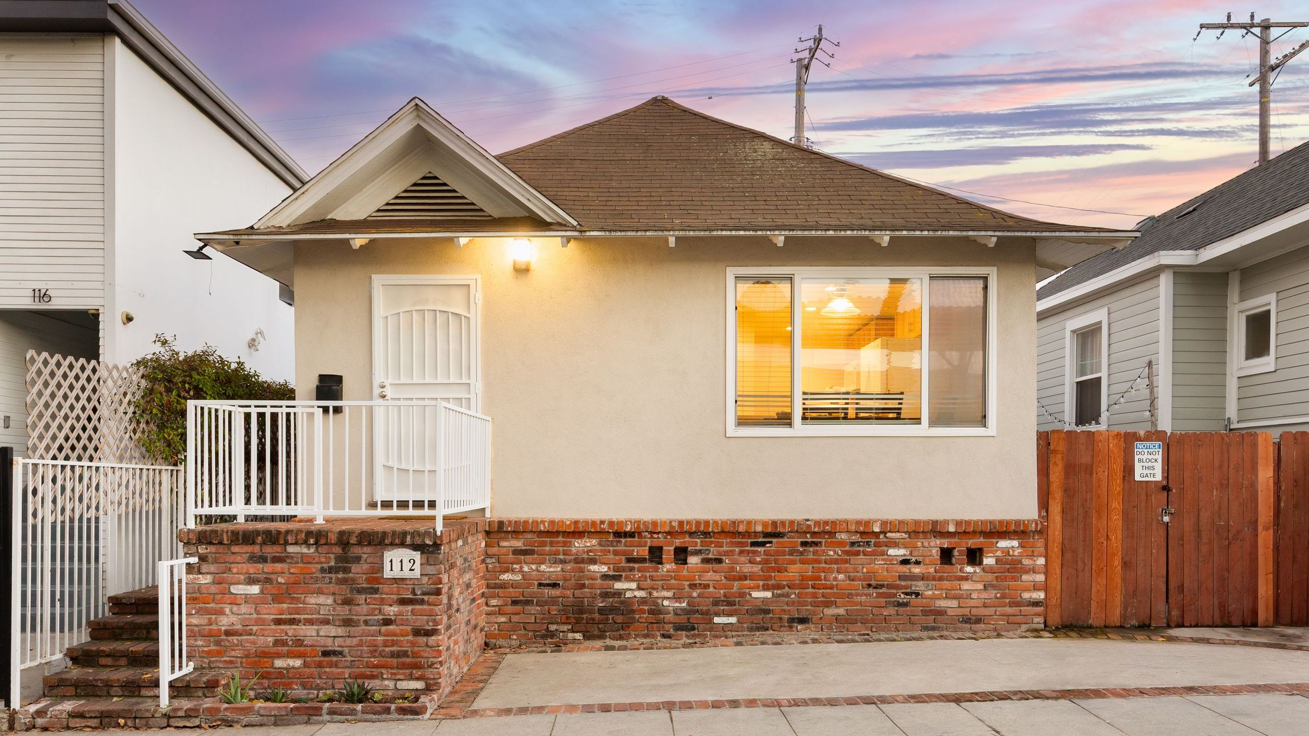 Sunlit Coastal Retreat With Chef’s Kitchen And Parking - Inviting Haven - Venice Beach, Los Angeles, CA
