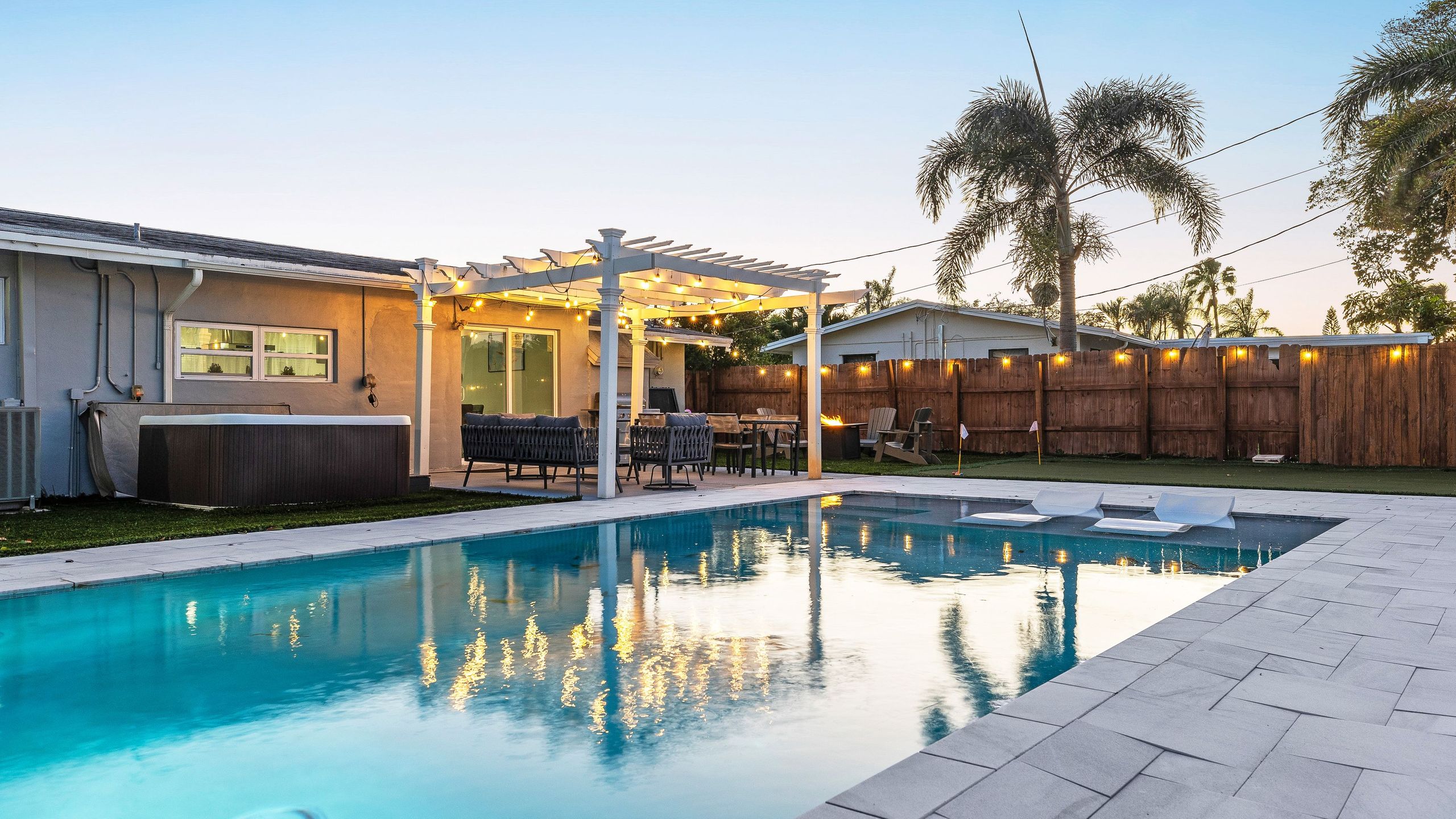 Sparkling Pool And Luxurious Hot Tub - Vibrant Coastal Oasis - Bahamas