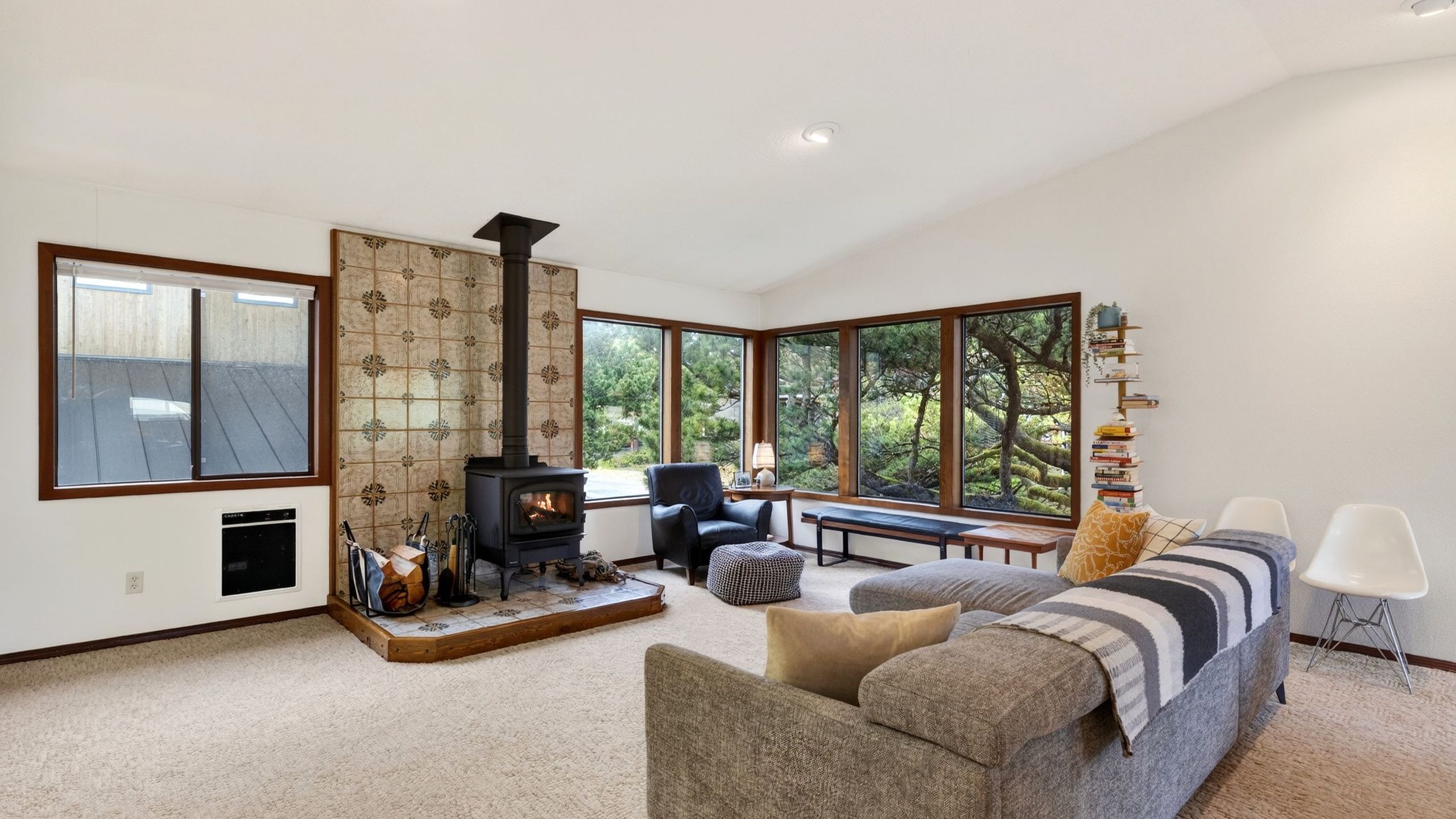 Magic Tree House By Avantstay | Fire Pit + Deck + Movie Room | Walk To The Beach - Manzanita, OR