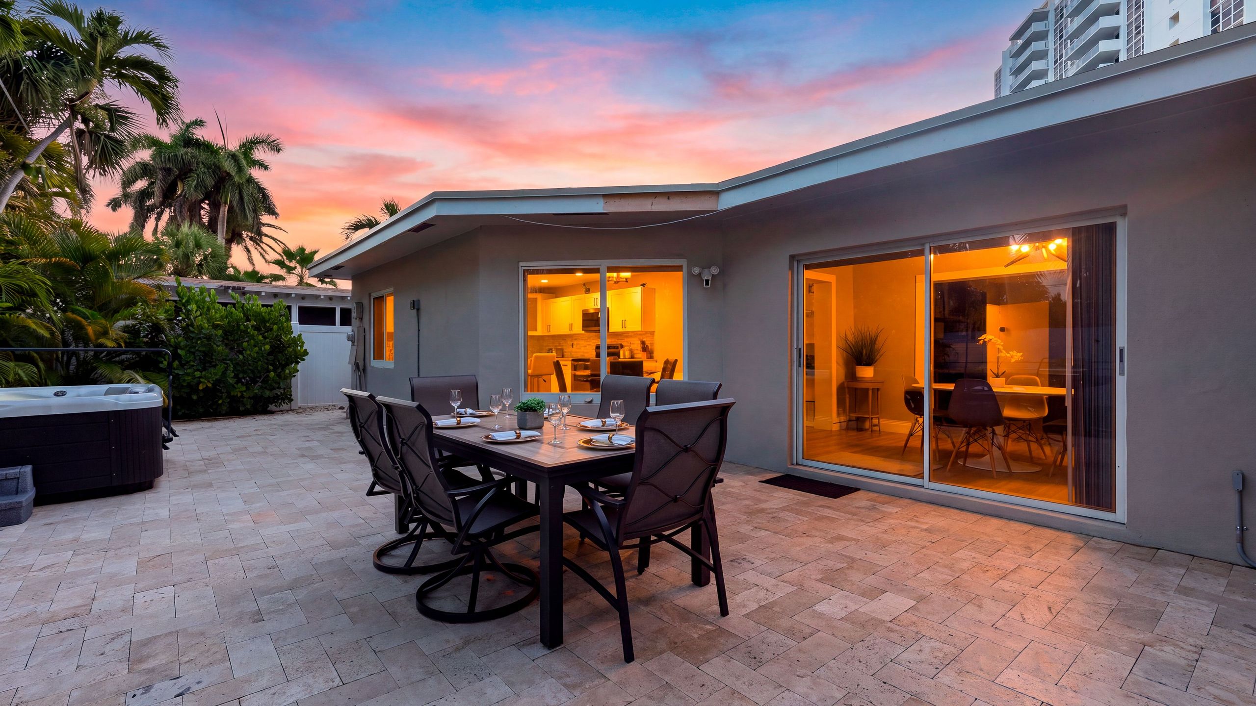 Lauderdale Oasis By Avantstay | 3-min Walk To Beach • Hot Tub + Private Yard | Near Las Olas - Fort Lauderdale, FL