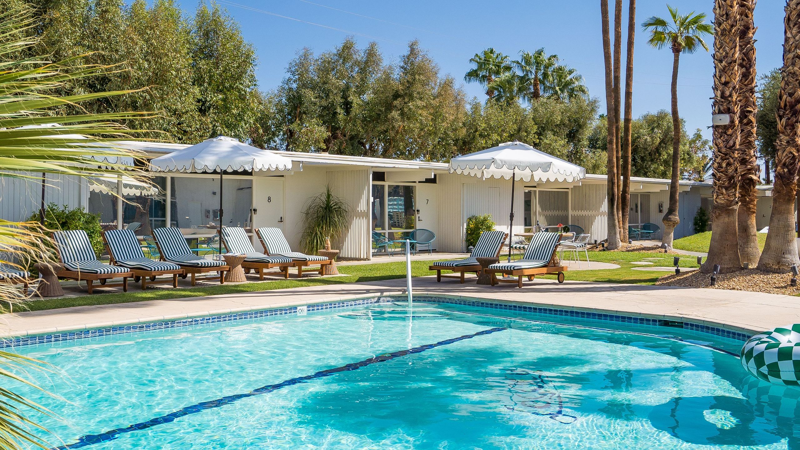 Monkey Tree Hotel By Avantstay | Pool + Spa + Sauna • Near Dining | Designer Studio - Palm Springs
