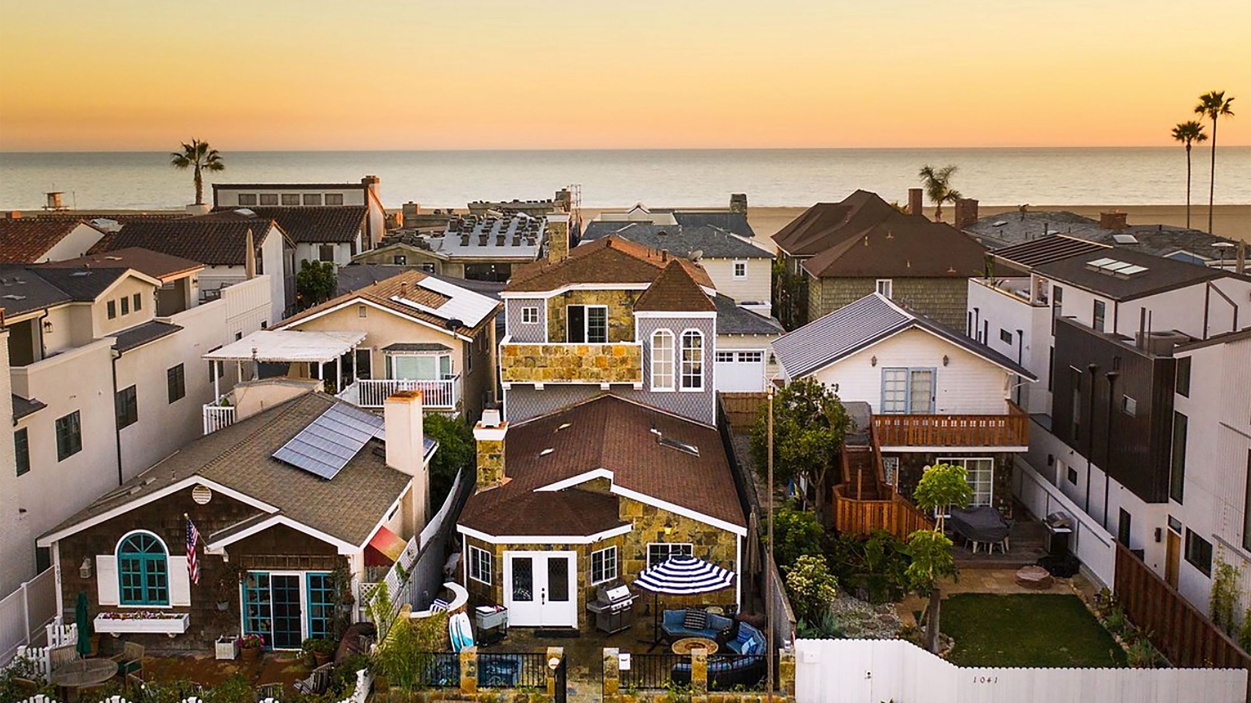 Coastal Escape With Hot Tub And Outdoor Bar - Charming Beach Haven - Newport Beach, CA