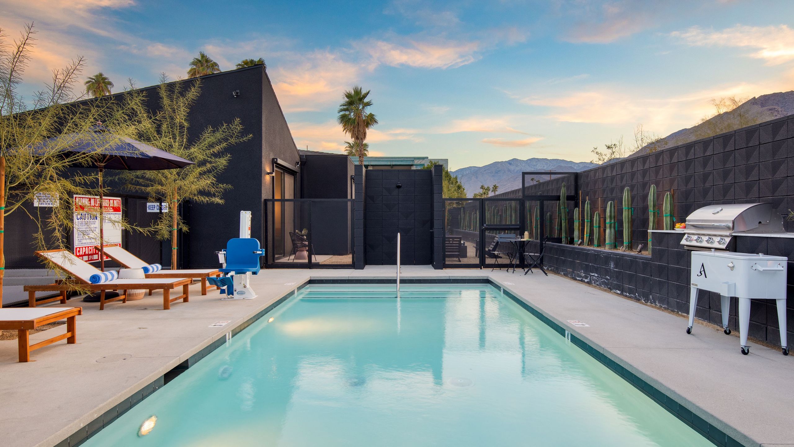Blackhaus A Buyout By Avantstay | 4-room Retreat - Palm Springs