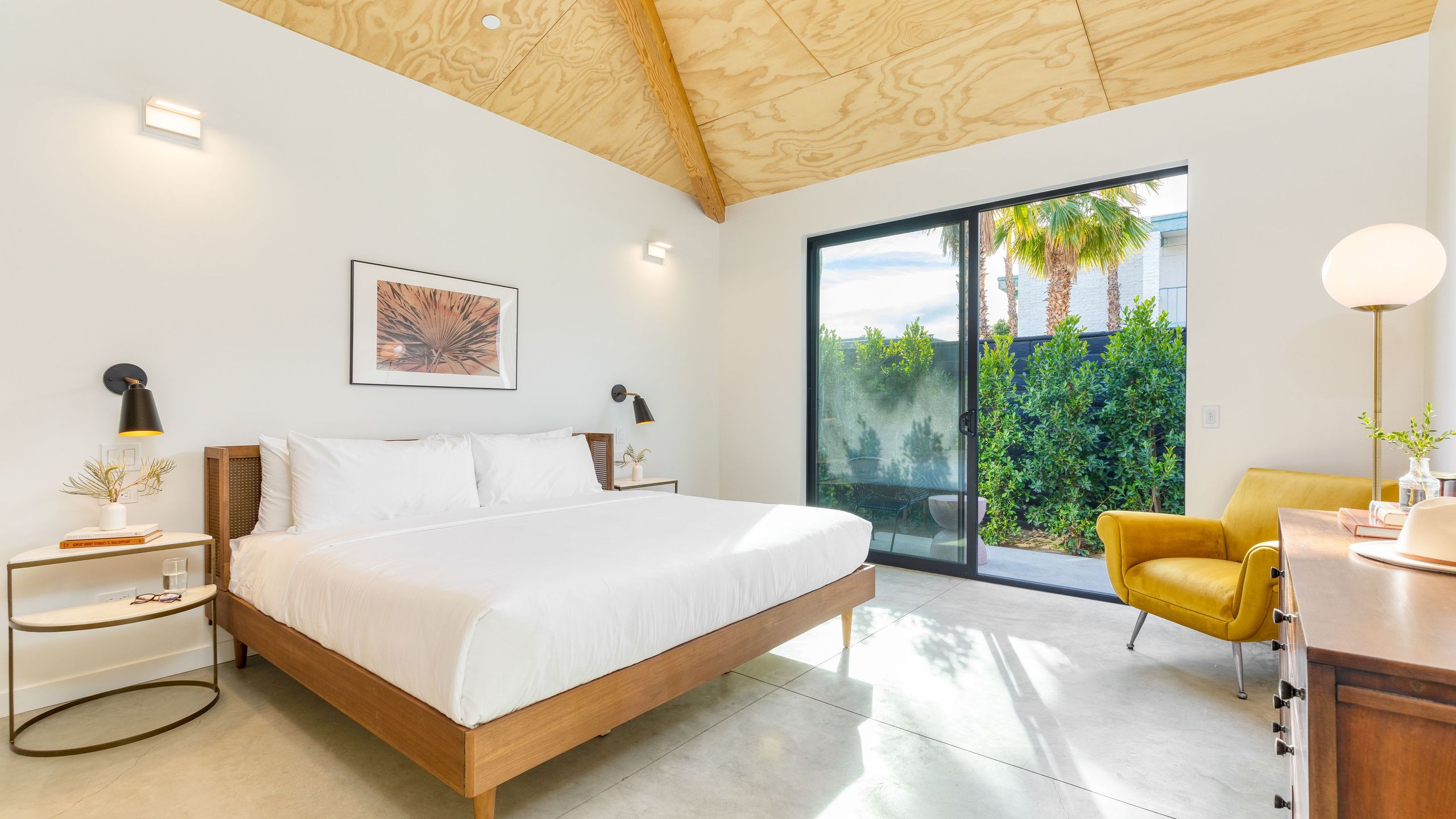 Modern Design And Central Pool - Stylish Desert Haven - Palm Springs, CA