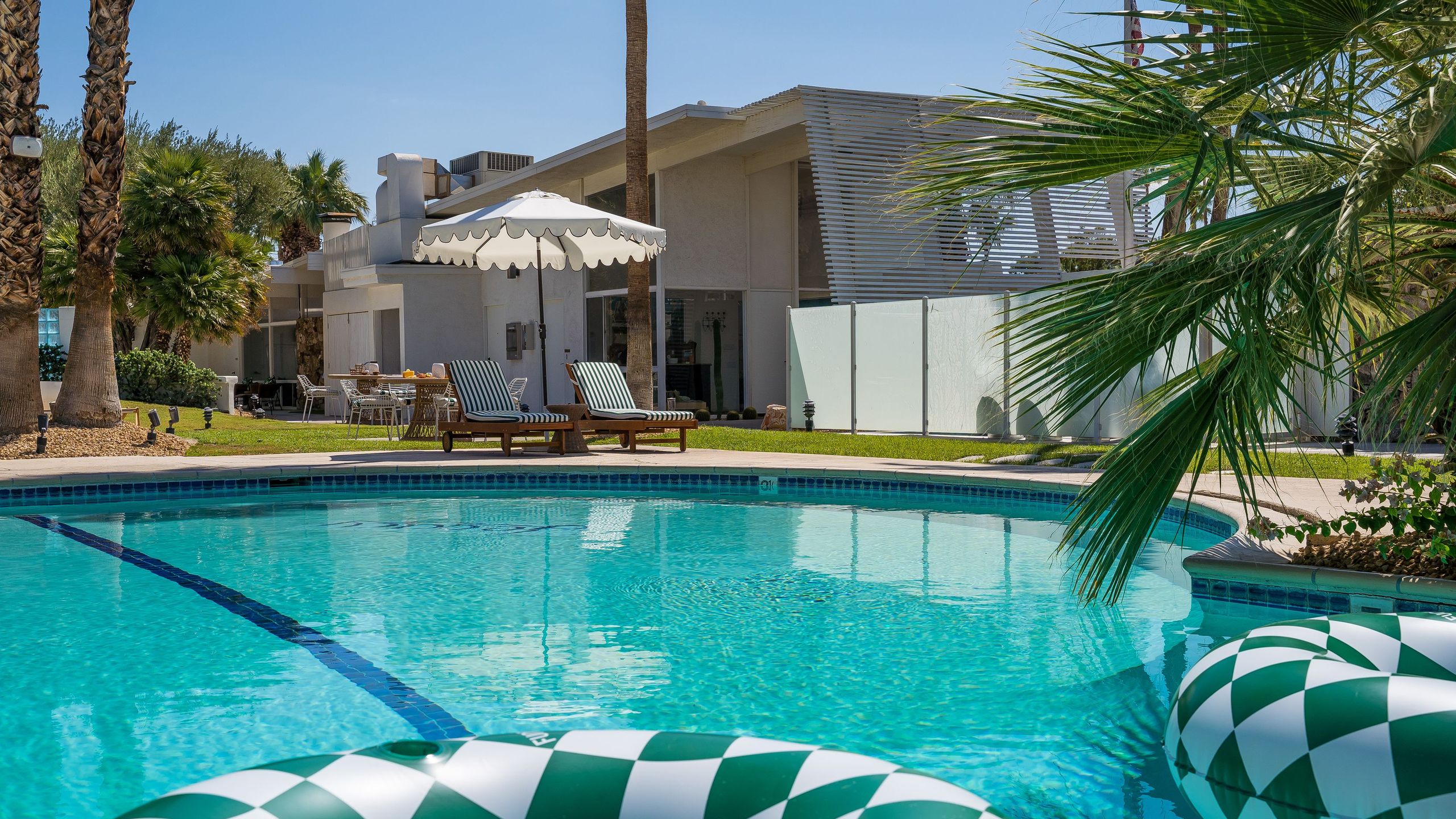 Monkey Tree By Avantstay | Shared Pool + Hot Tub + Sauna | Mins To Dining + Design District - Palm Springs