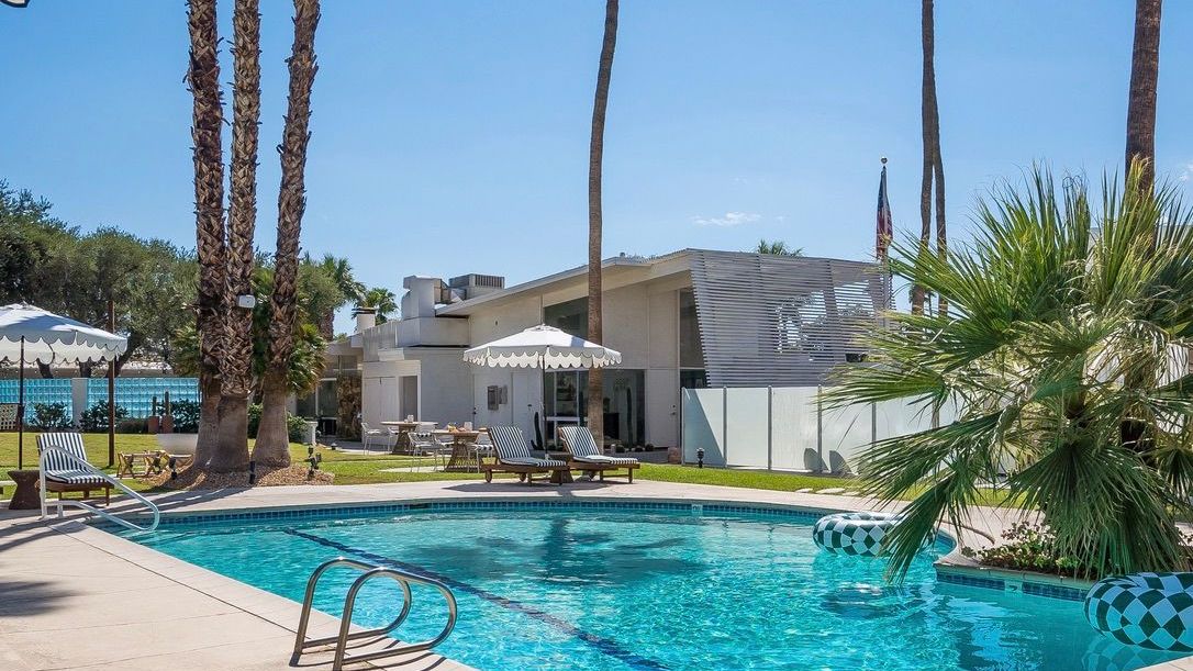 Monkey Tree Hotel By Avantstay | Cold Plunge Pool + Hot Tub | Downtown Palm Springs + Mid-century Stay - Palm Springs, CA
